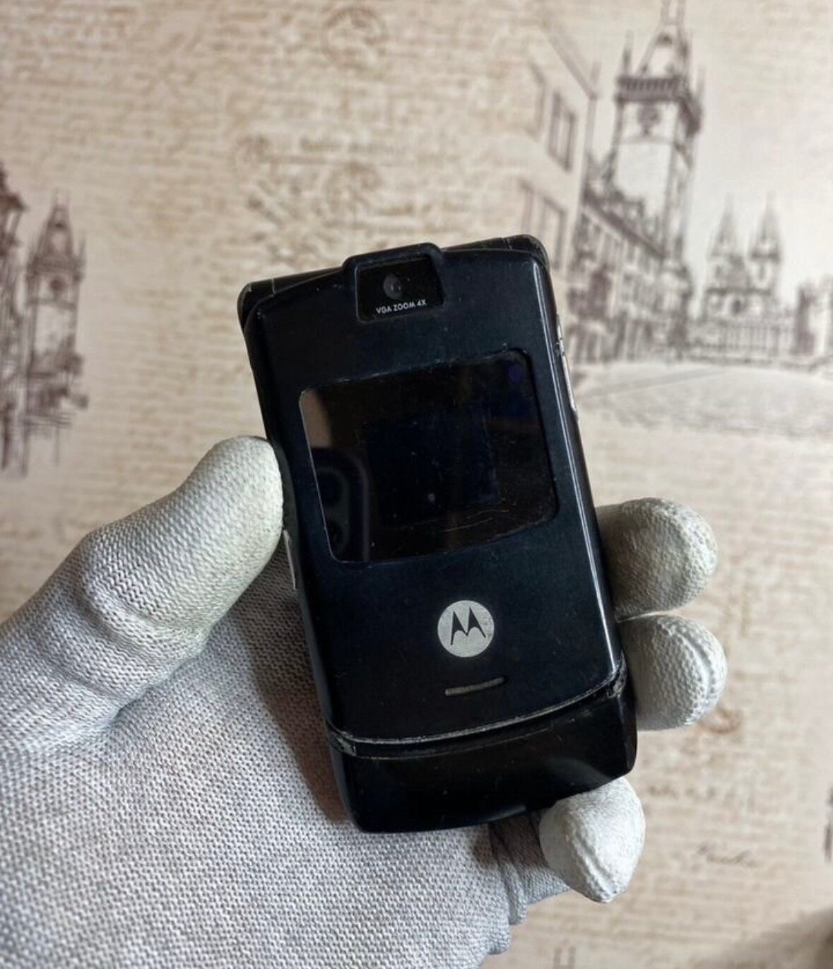 Ретро-телефон Motorola RAZR V3, раскладушка, оригинальный, без задней крышки — фото 1