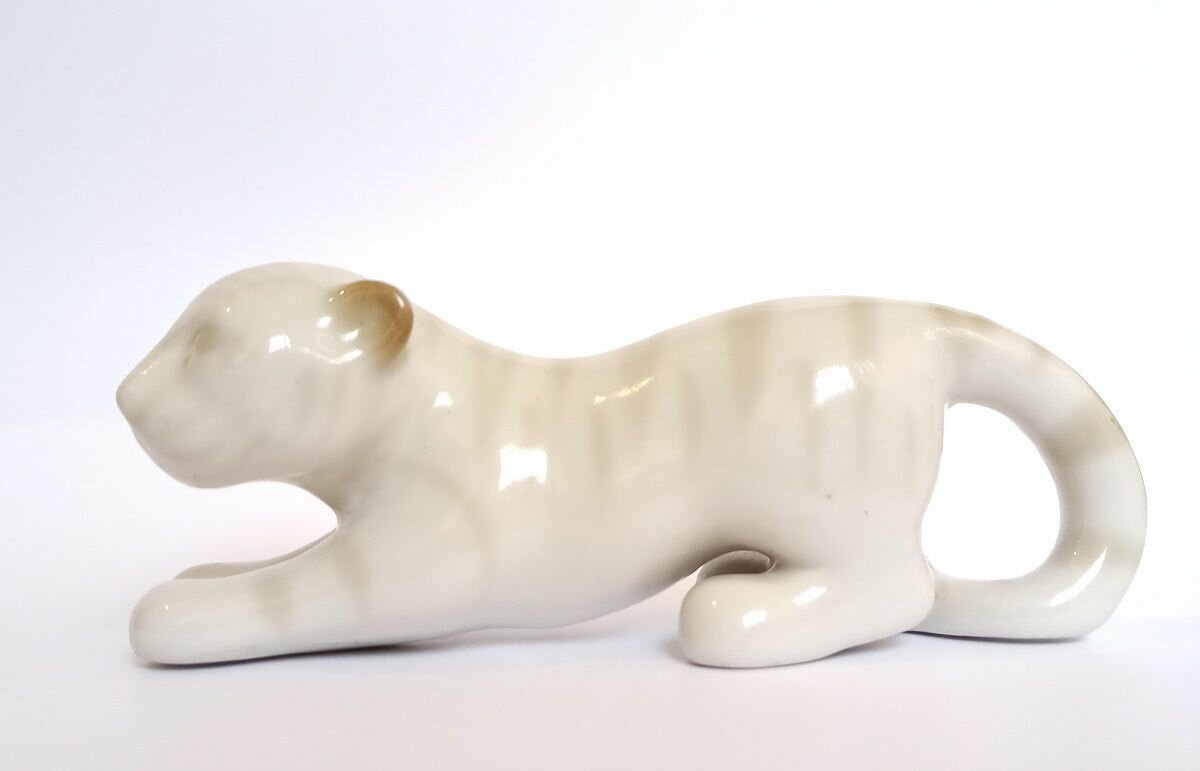 Статуэтка "Белый тигр". Фарфор, роспись. СССР, ЗКХ, середина XX века Н