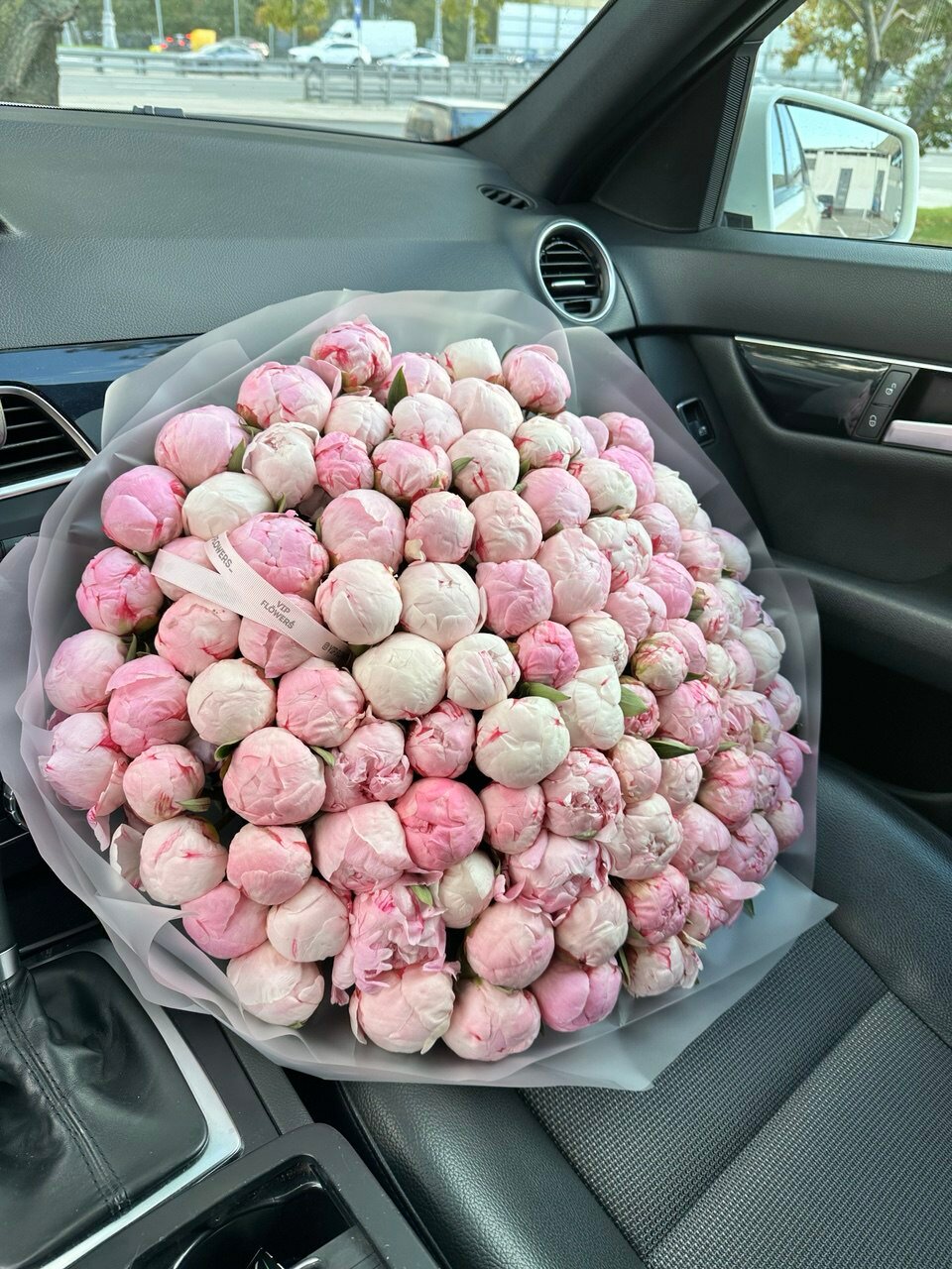 Букет из 101 розового пиона - это не просто подарок. Это символ любви, уважения и признательности. Это знак внимания.