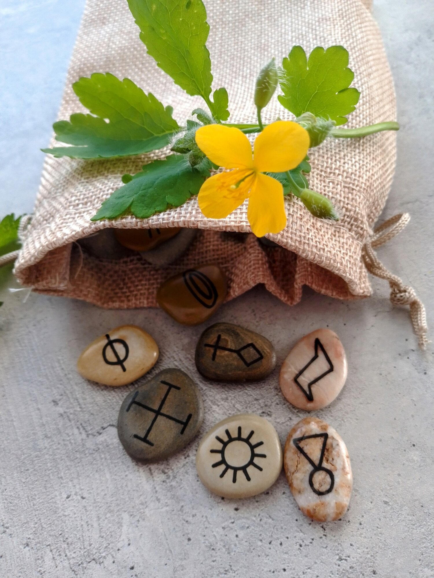 Ангельские руны на камне 26шт. в мешочке. Подарок женщине, маме, подруге, сестре.