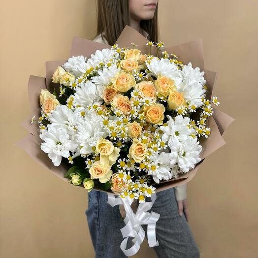 Полевой букет с кустовыми хризантемами ромашками и розами