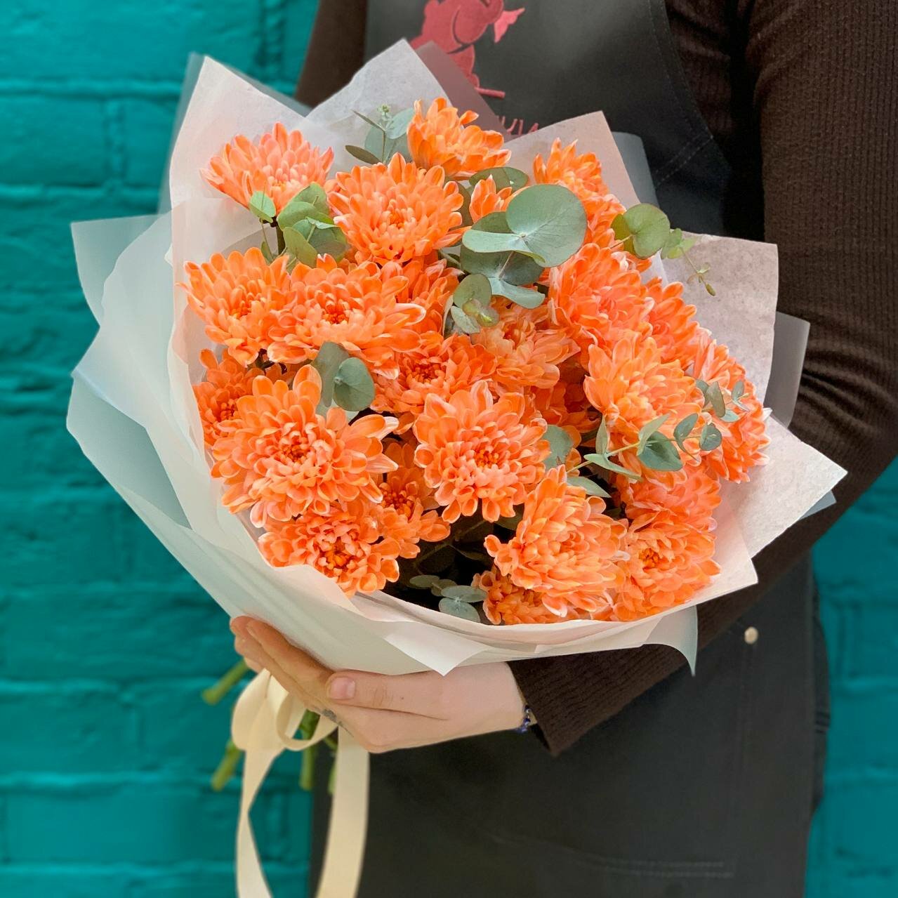 Букет из 5 персиковых хризантем