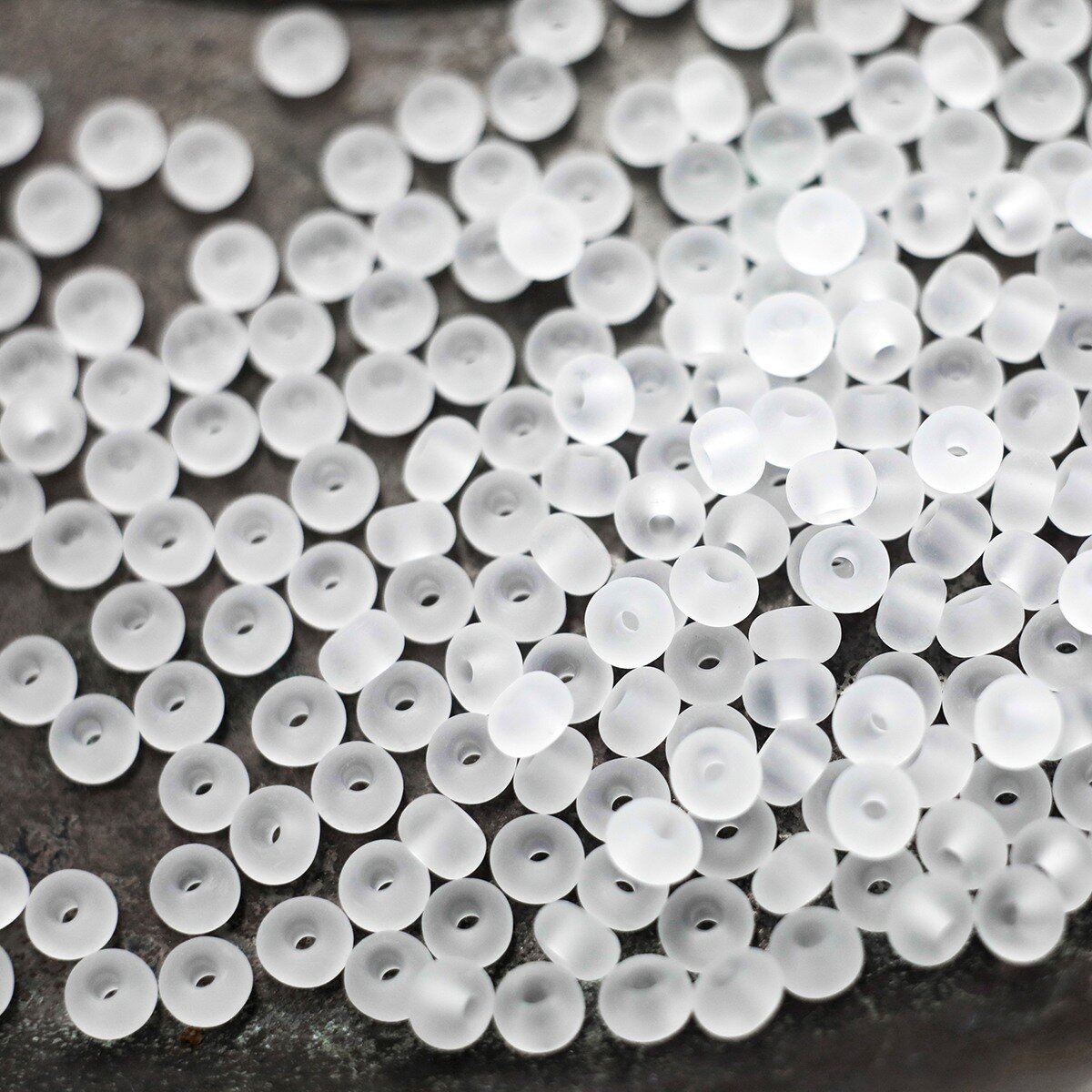 Бисер Радуга 40 гр круглый 6/0 белый матовый крупный