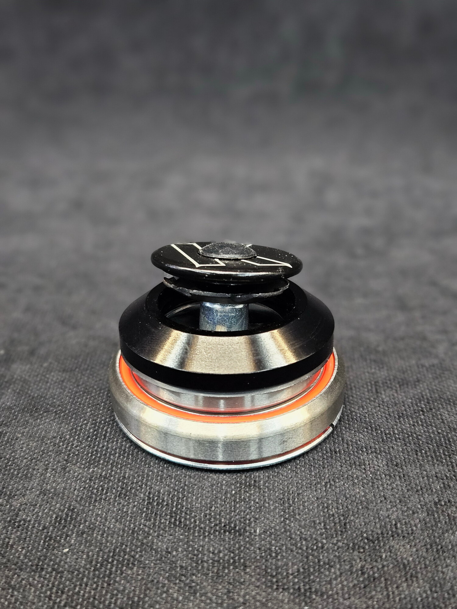 Рулевая колонка Kenli KL-B540, IS42-IS52 (кольцо под конусный шток), крышка 9 мм, на промышленных подшипниках, черная