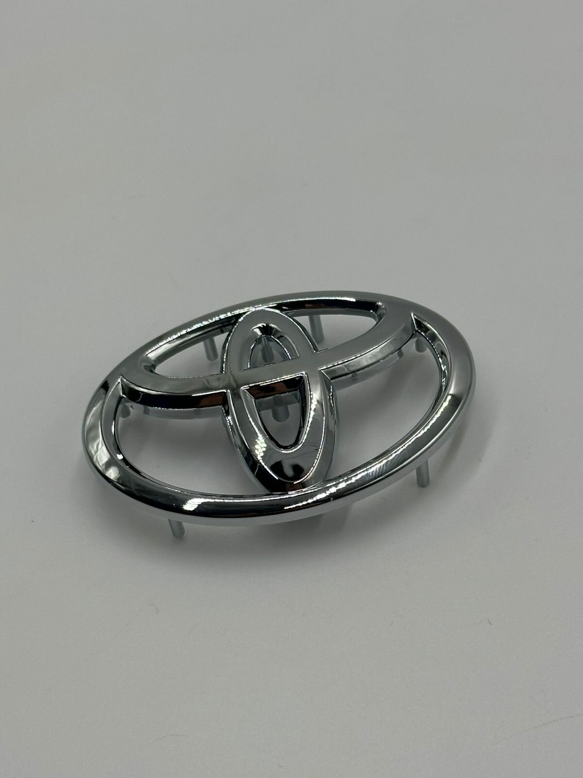 Эмблема значок на руль TOYOTA 65х45 мм на ножках Хром