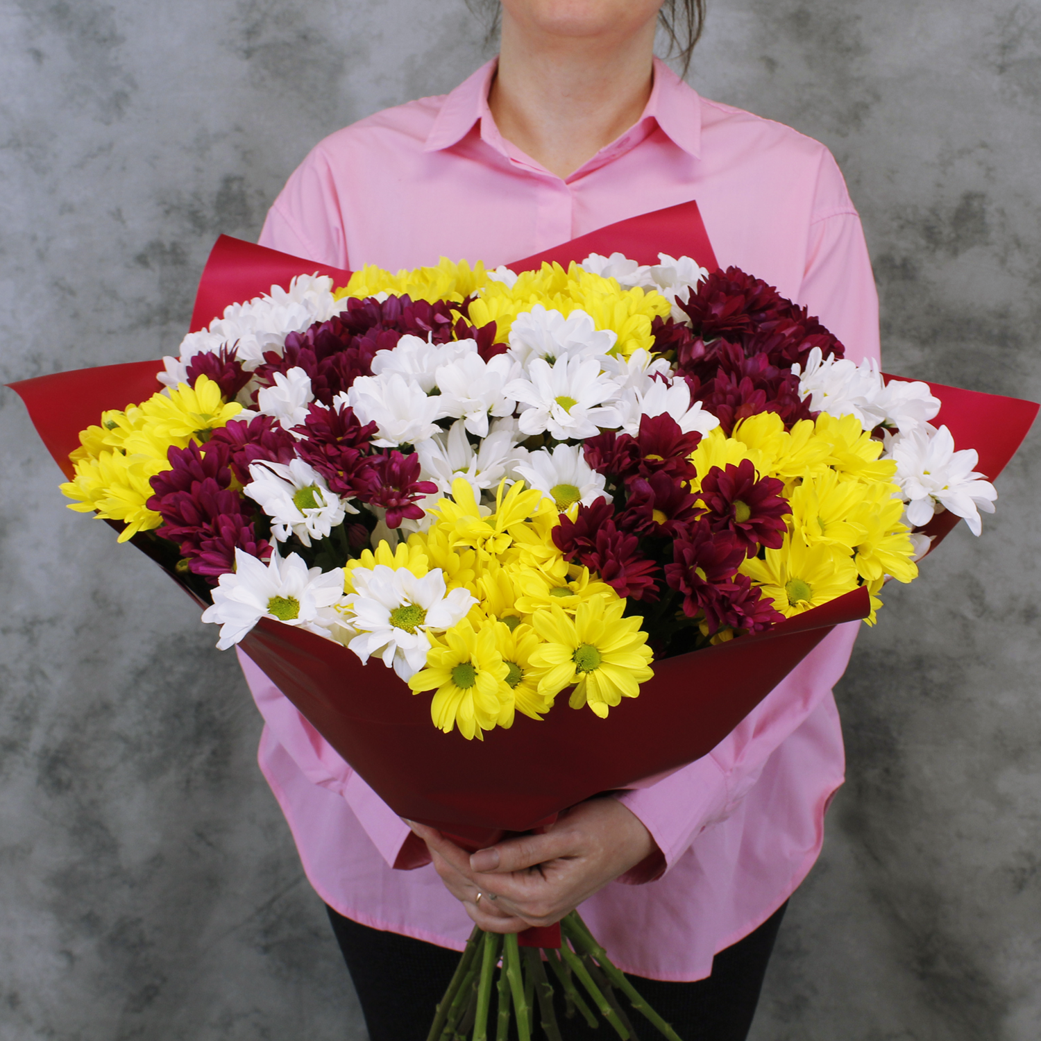 Букет из 15 кустовых хризантем "Яркий микс" в матовой пленке с атласной лентой от 2name flowers
