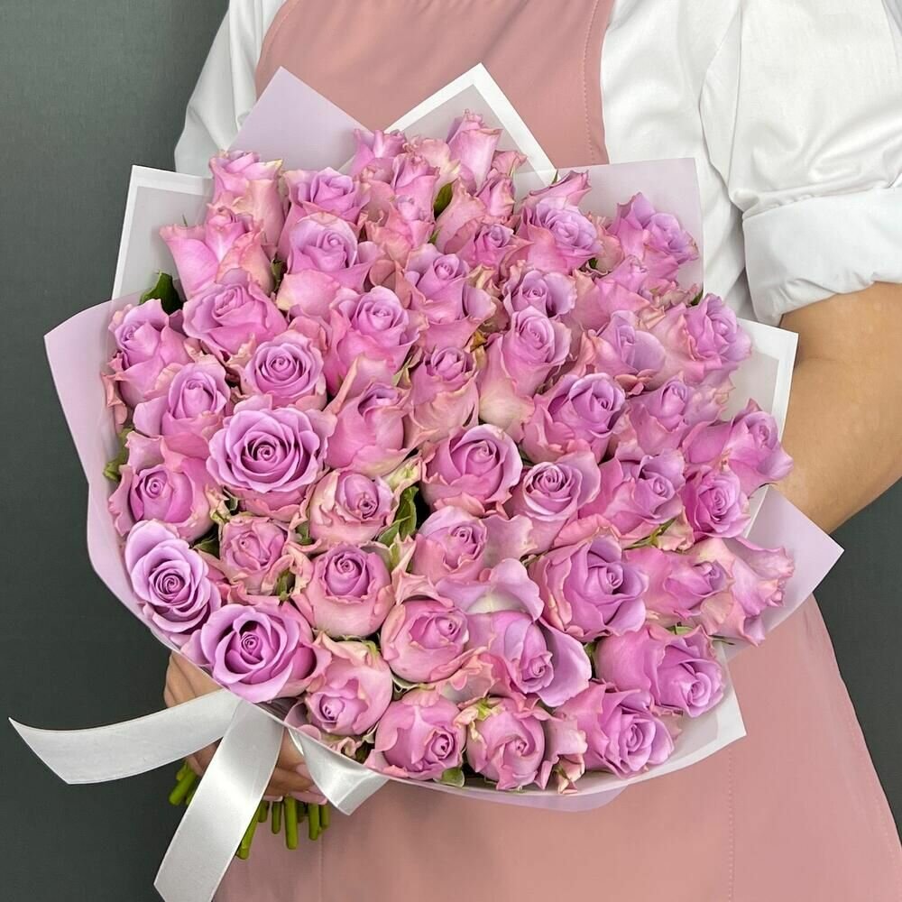 Букет живых цветов. Фиолетовые одноголовые Розы 51 шт в стильной упаковке