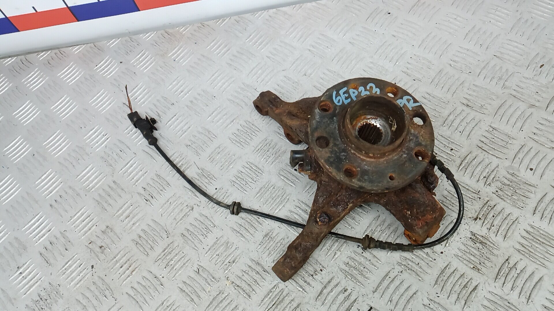 Ступица передняя правая OPEL CORSA D