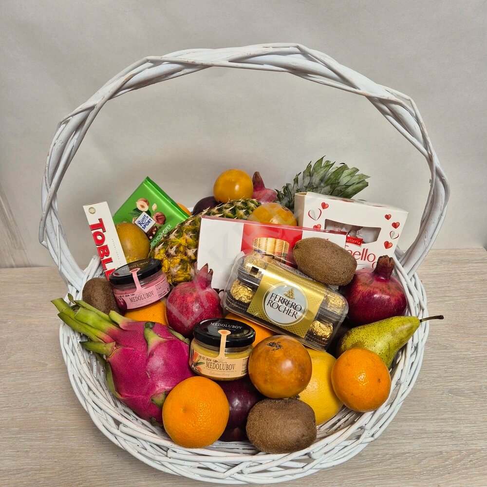 Подарочная корзина LAKRES "Фрукты и конфеты", общий вес 10 кг