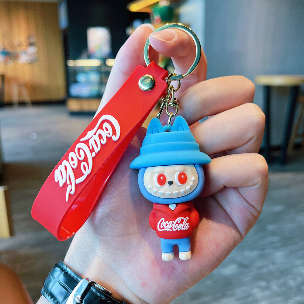 Брелок «Маленькая овечка», брелок-фигурка Coca-Cola Labubu из серии 3D, модный подарок в закрытой коробке, брелок Labubu, красная толстовка.