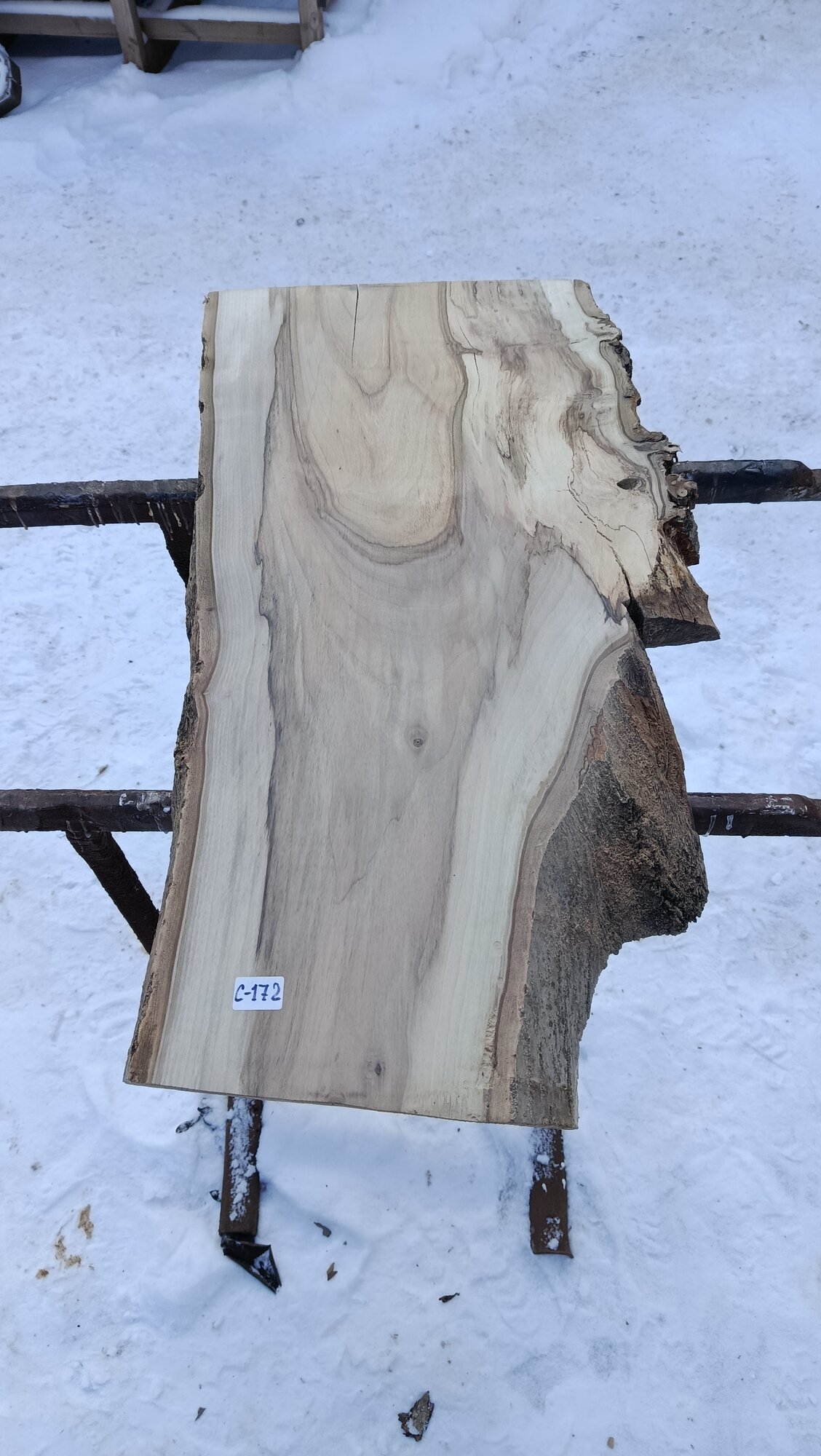 Слеб из ореха,75х30х5,5см(С172) с живыми краями, высушенный, влажность 8-10%