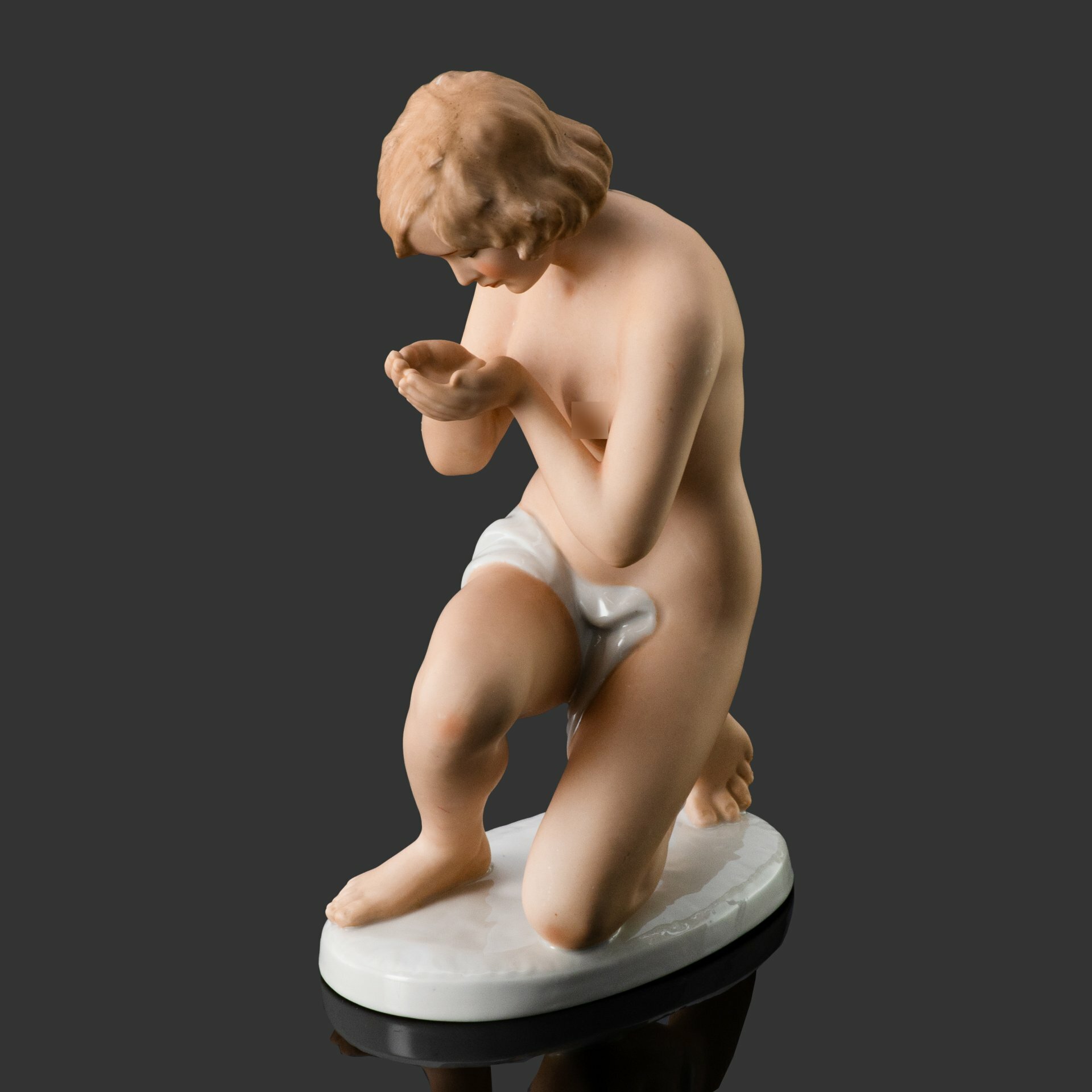 Статуэтка "Обнаженная девушка, пьющая у ручья"