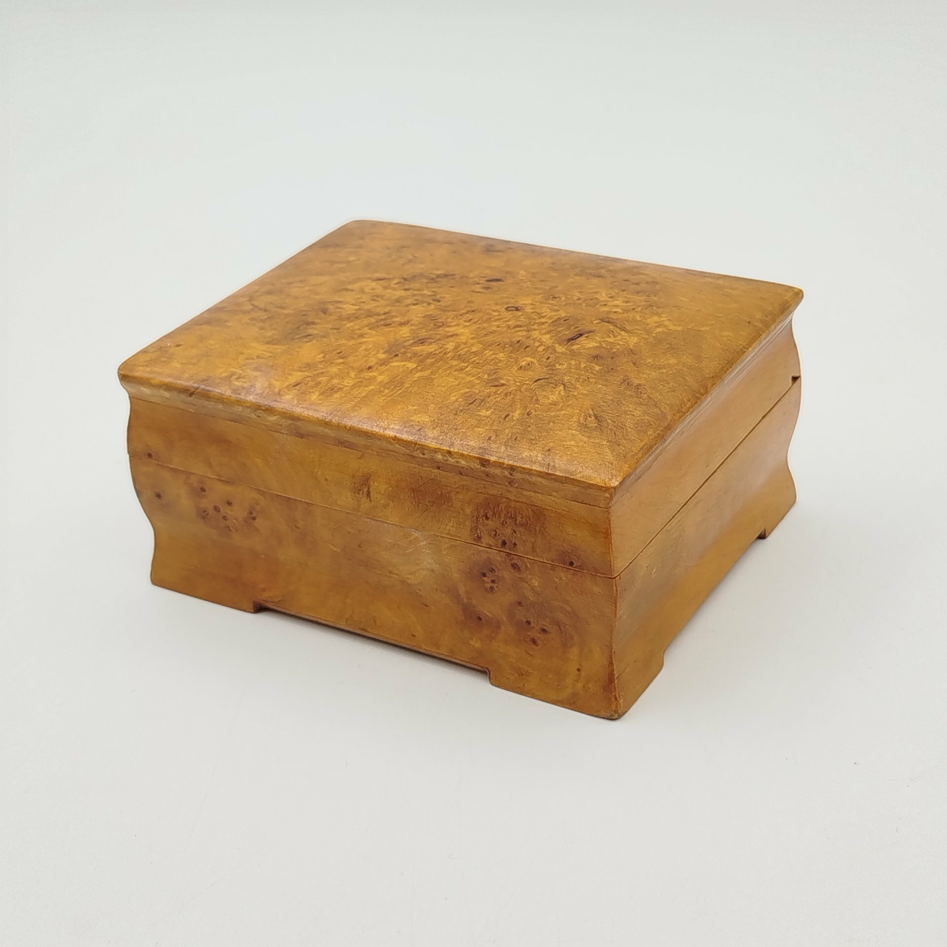 Шкатулка прямоугольной формы, украшенная шпоном карельской березы, дерево