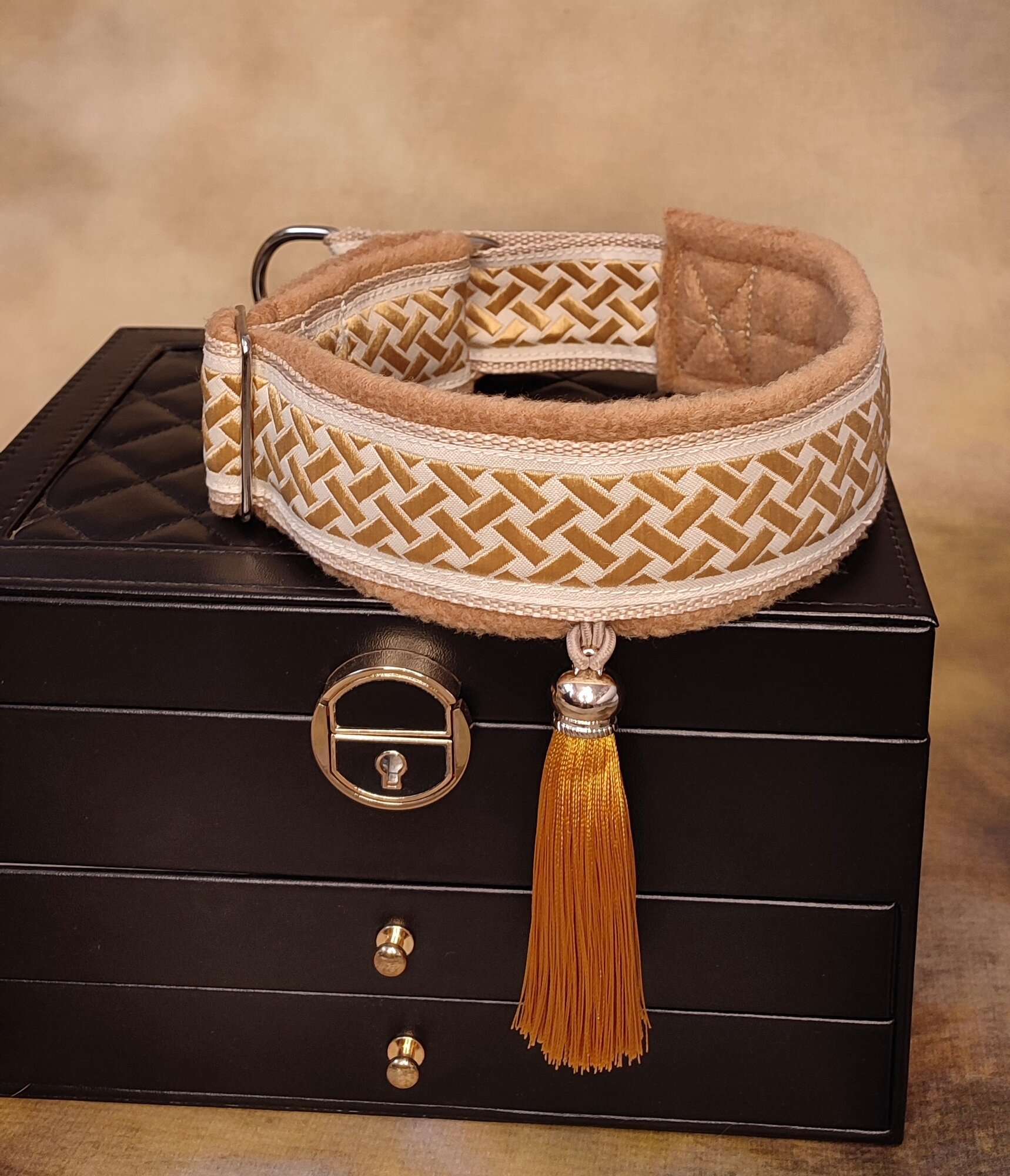 Золотой с кельтским орнаментом ошейник для борзых собак, "Мартингейл" ручной работы, 4см размер M с кисточкой