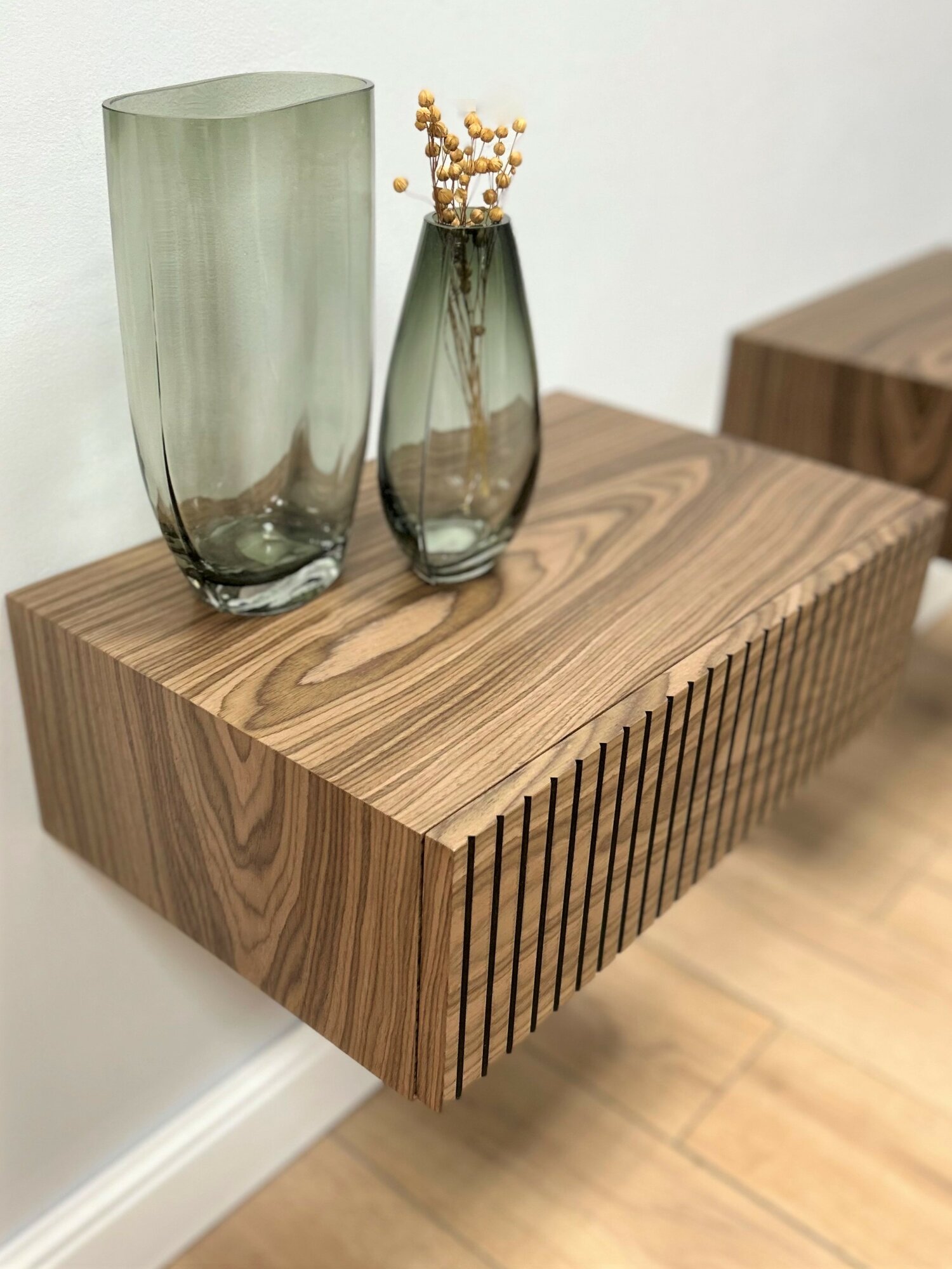 Тумба подвесная консоль прикроватная, шпон ореха 50х32х16 см, Colibri