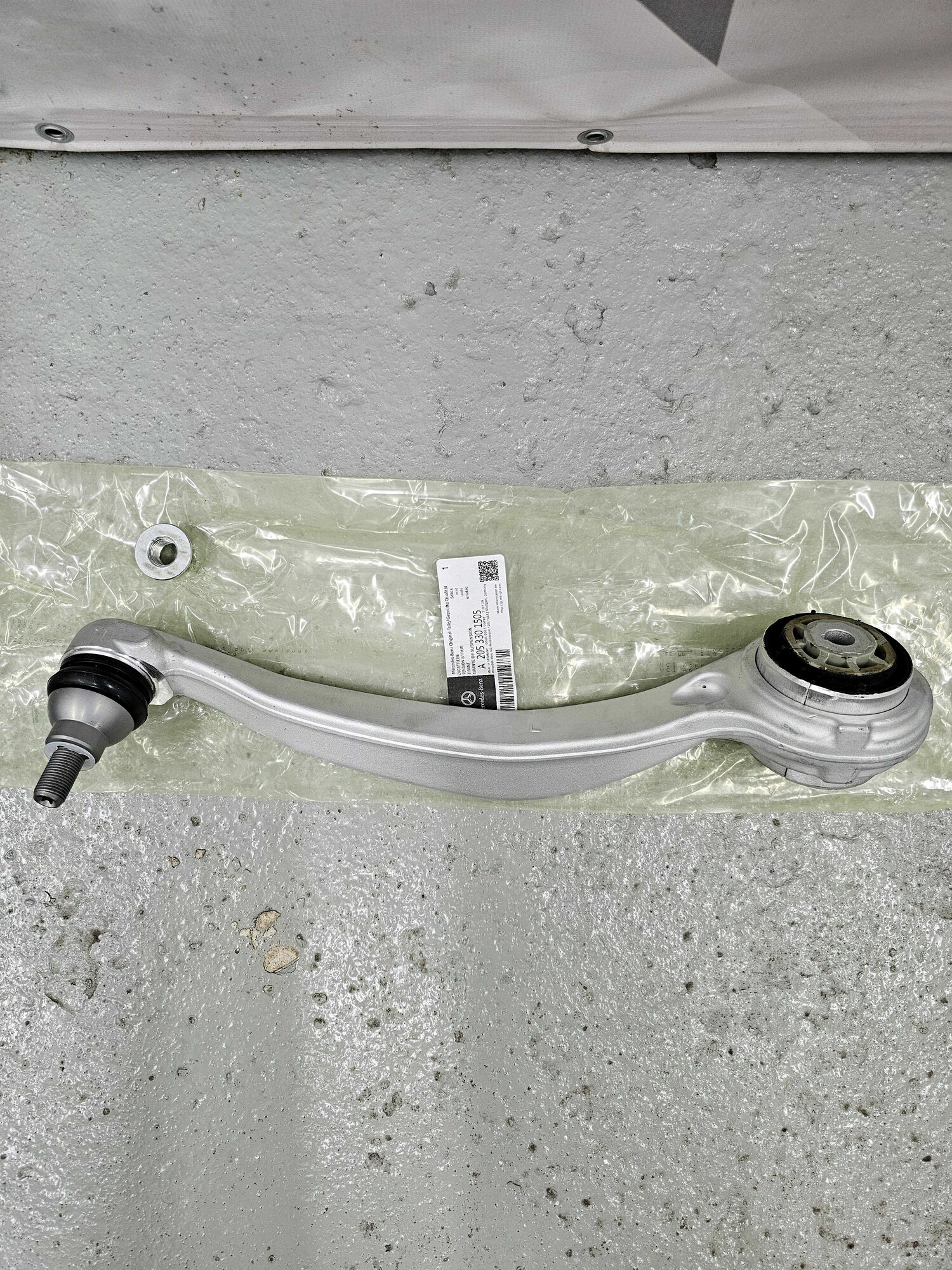 Рычаг Mercedes C-class передний левый 2053301505