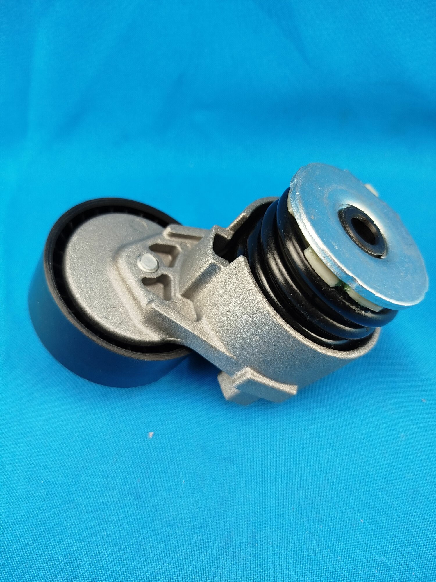 Натяжитель ремня дополнительных агрегатов "PILENGA" для автомобилей Ларгус, Renault Logan, Sandero (с роликом)