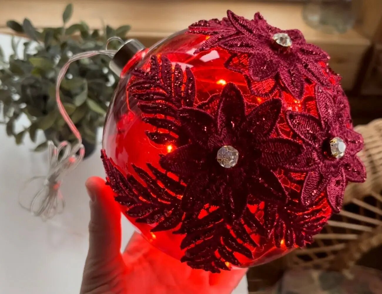 Светящийся ёлочный шар алое кружево, стекло, 30 тёплых белых микро LED-огней, 15 см, батарейки, Koopman International