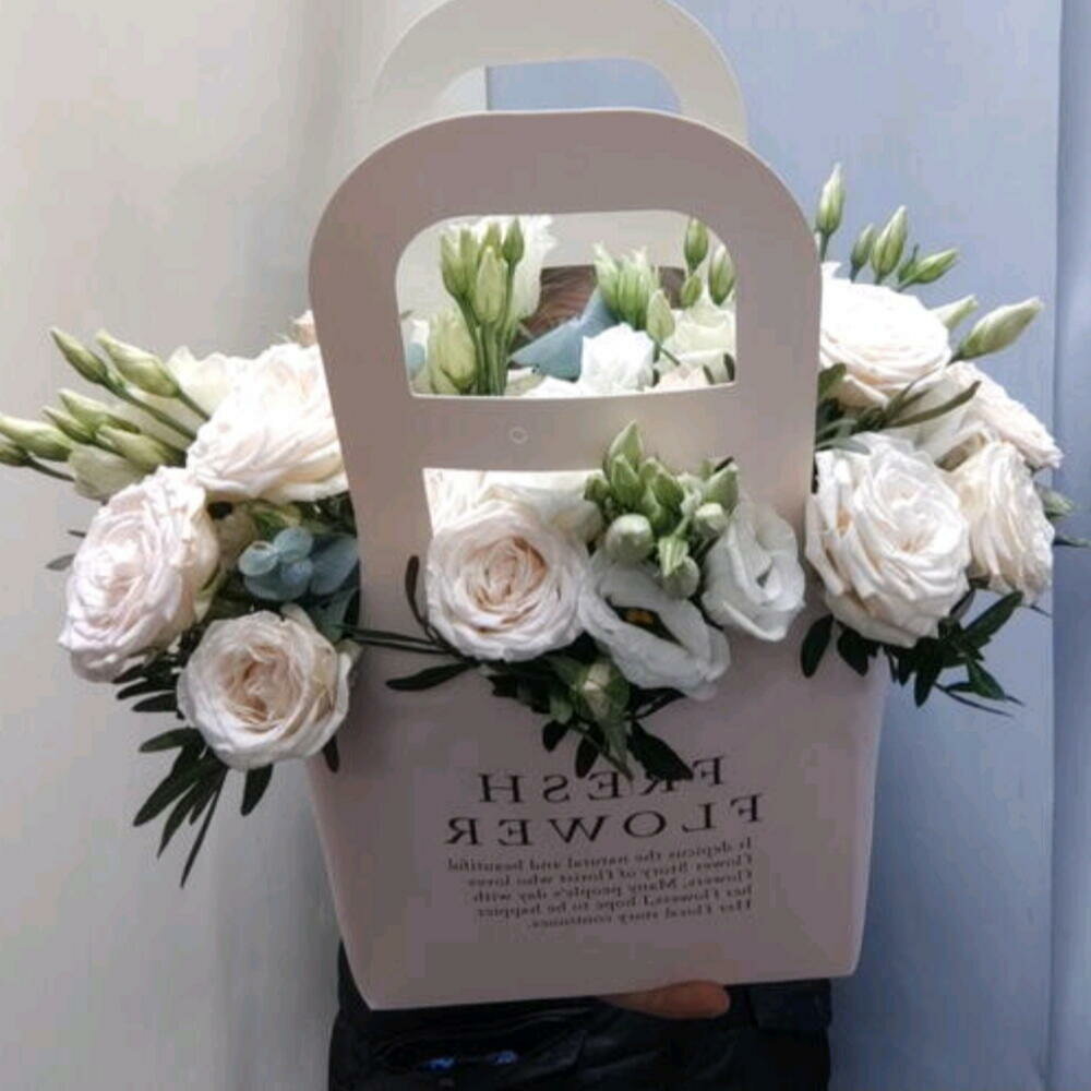 Цветы в сумочке из кустовой розы, эустомы, эвкалипта. " Принцесса"