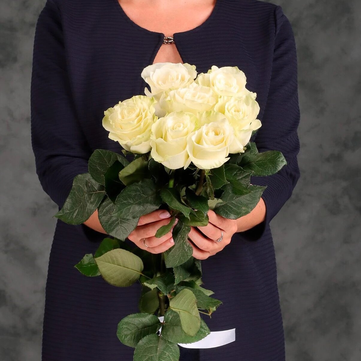 Букет из 7 белых роз сорта Мондиаль