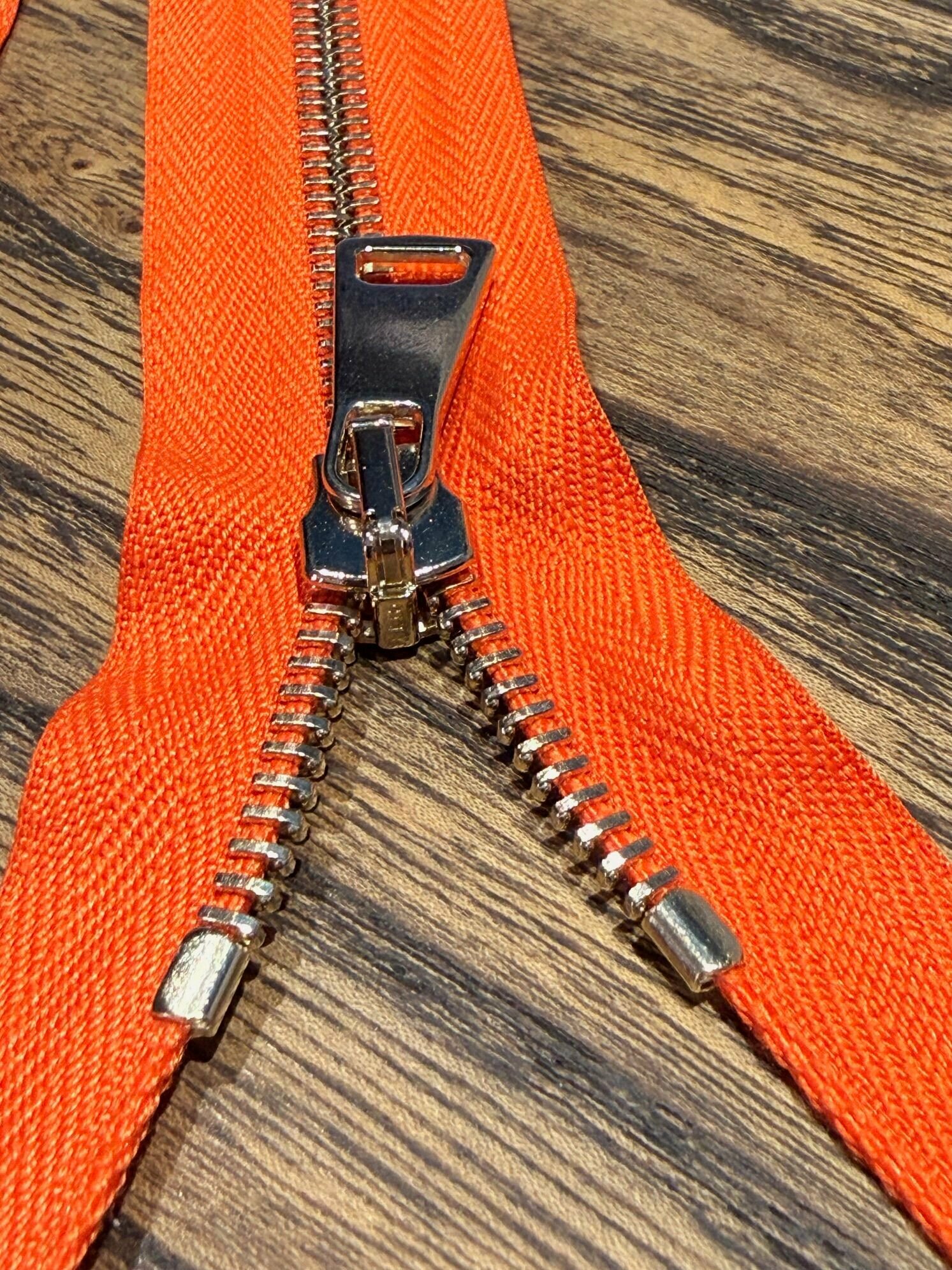 Молния металлическая, однозамковая, неразъёмная, полированная, тип-Т6, металл золотой никель, 20 см, цвет тесьмы оранжевый. Пр-во Италия.