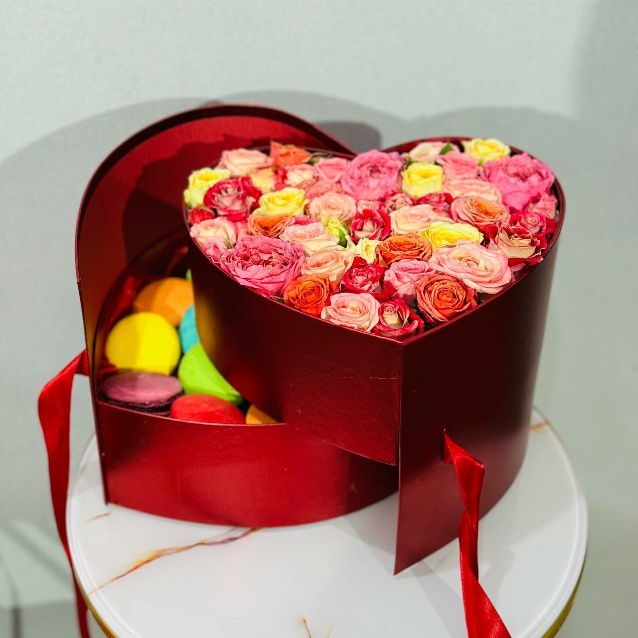 Большая коробка шкатулка сердце с цветами и пирожными макарони. Букет кустовых роз. Бокс сюрприз для любимой девушки