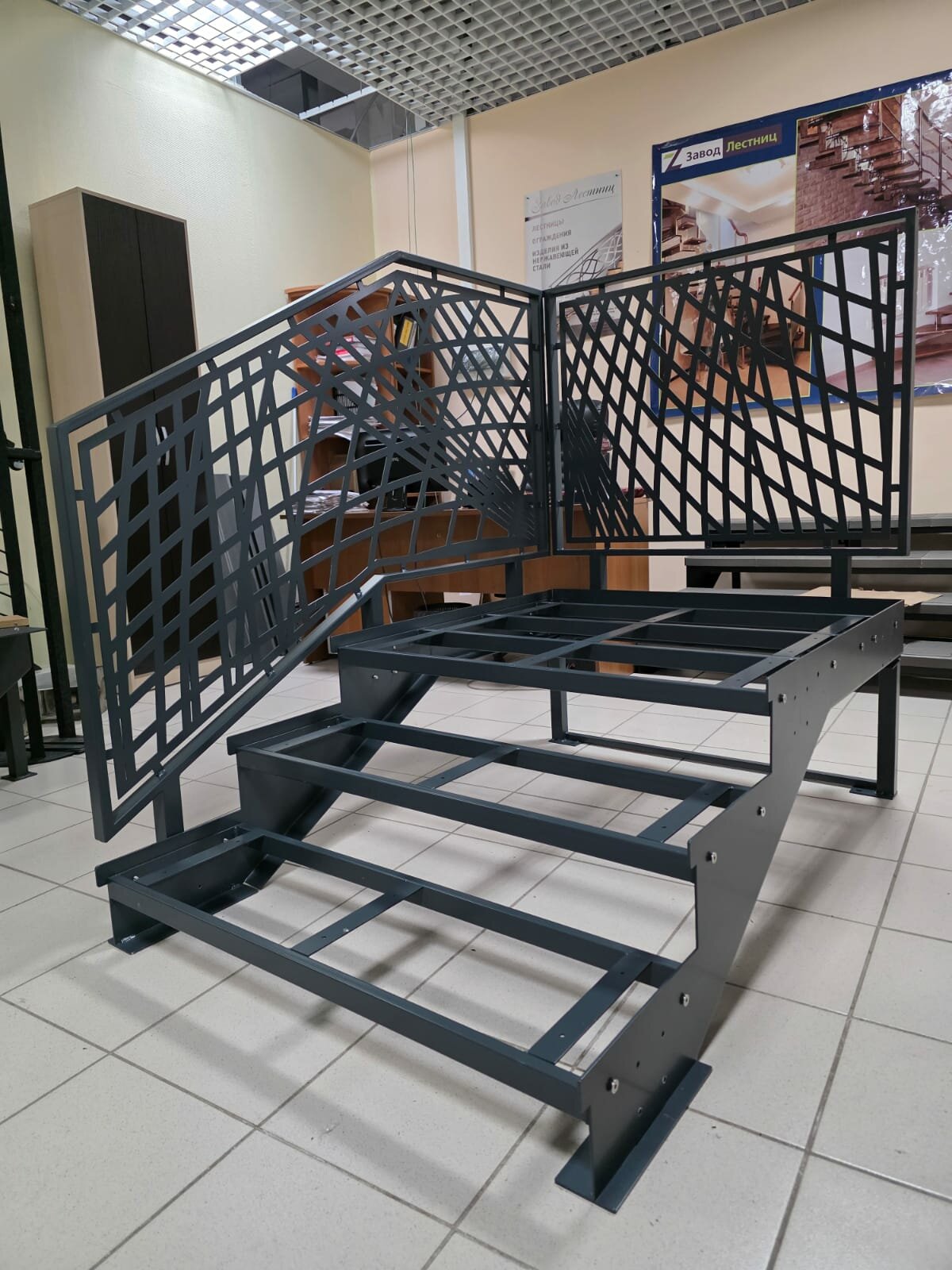 Лестница 3 ступени с площадкой , без ДПК, перила "лазерная резка"слева и торца, ширина 1м, Высота 45см.