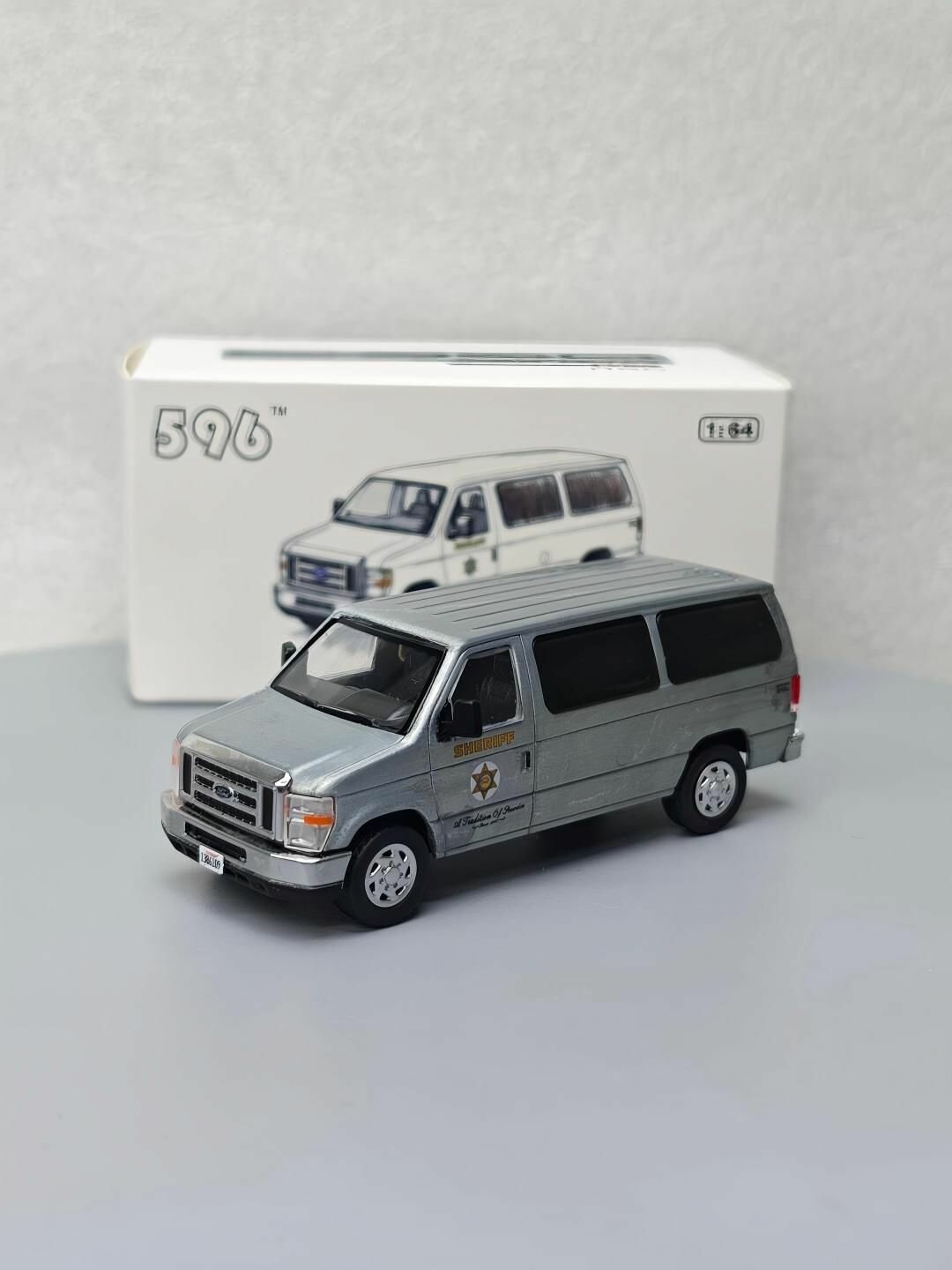 Машинка 596 1/64 Ford E-Series Vans Los Angeles Police Department Varnish Die-cast Alloy Car Model Collection Toy Gift