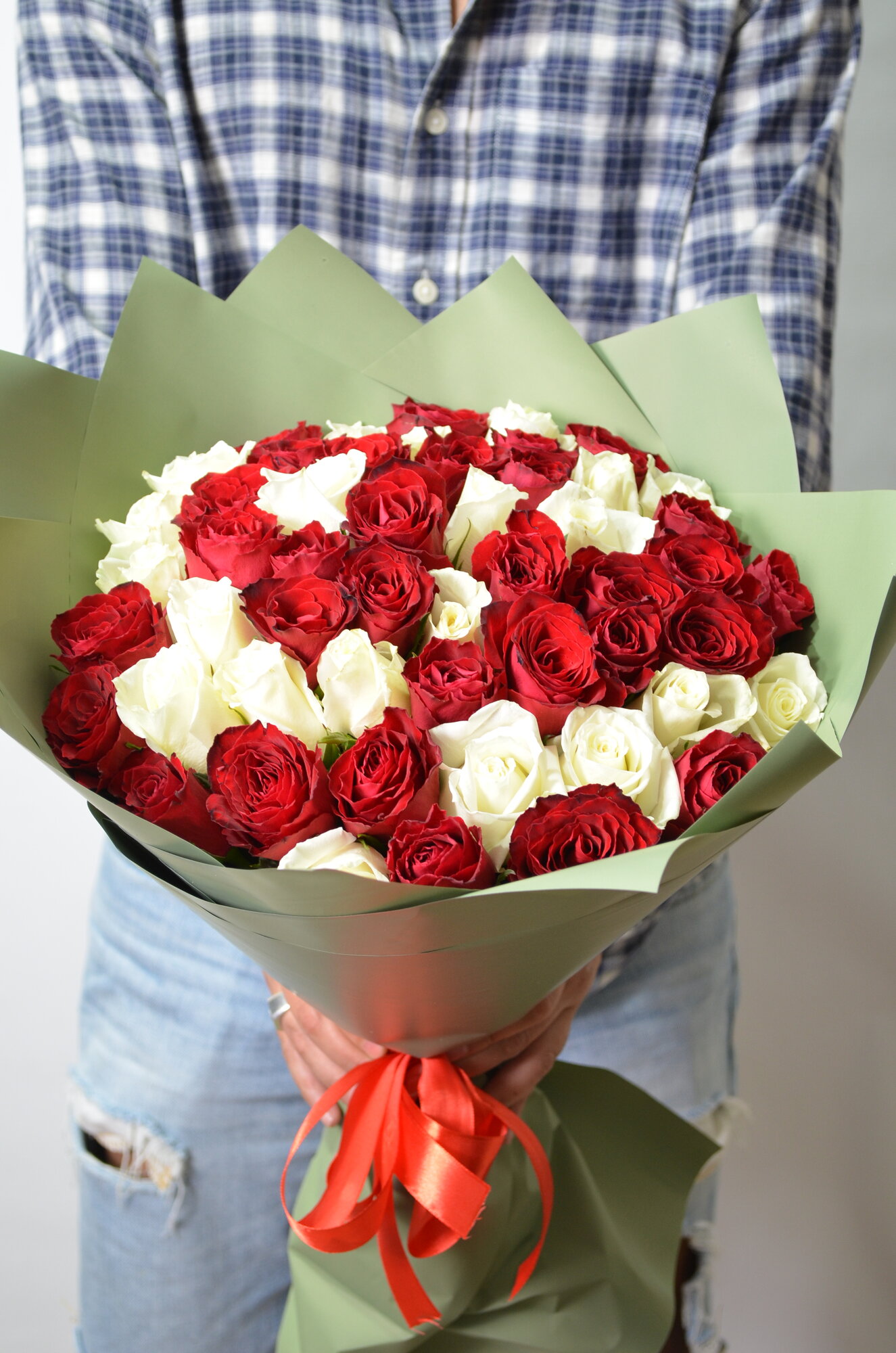 Букет из 51 красная и белая роза в (зеленой матовой обертке)