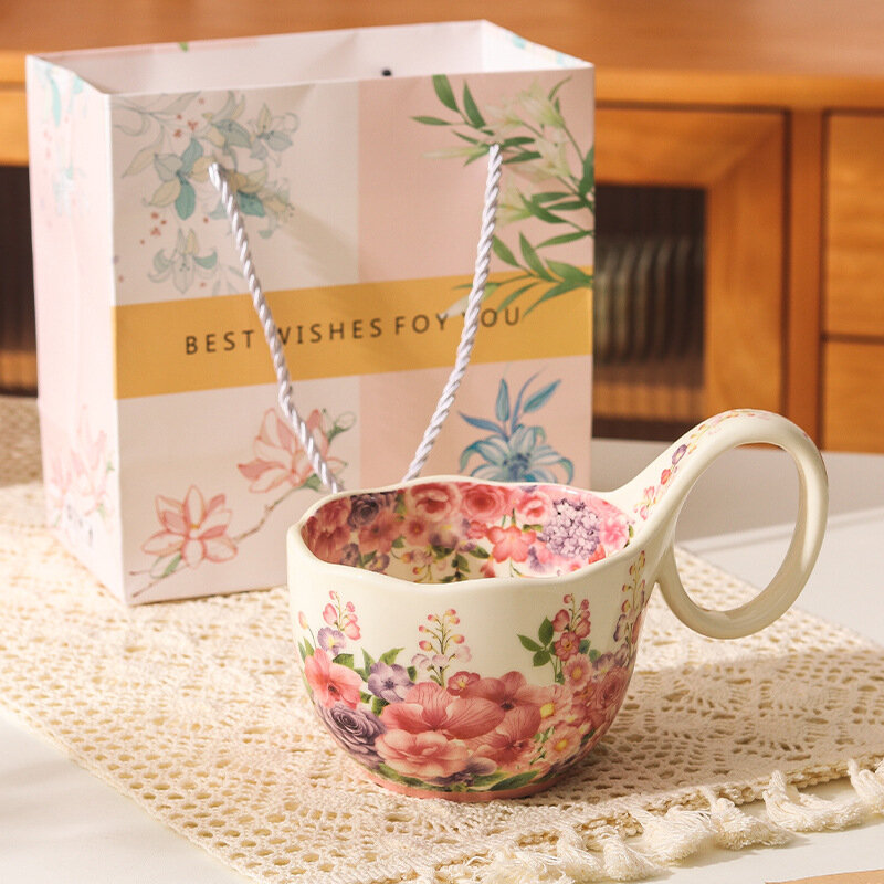 Ретро-керамическая кружка с цветочным рисунком, изогнутой ручкой и ложкой, идеально подходит для домашнего использования, например, для приготовления овсянки на завтрак, послеобеденного чая или кофе.