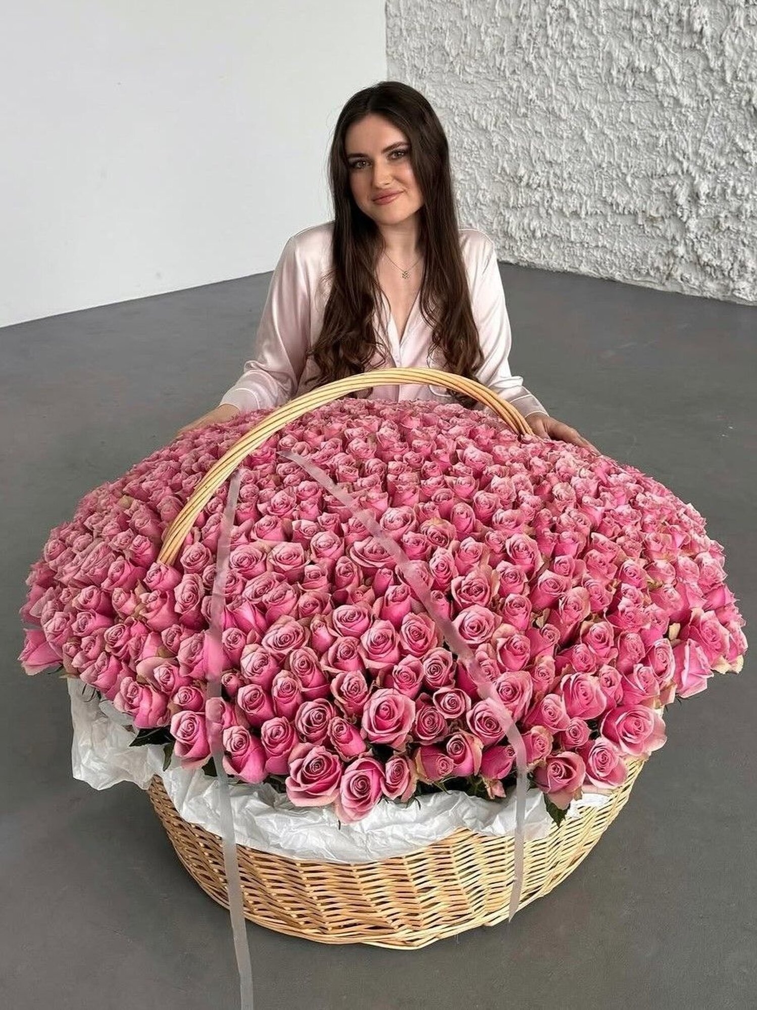 Корзина из розовых роз, 501 шт, 45 см х 90 см, плетеная корзина