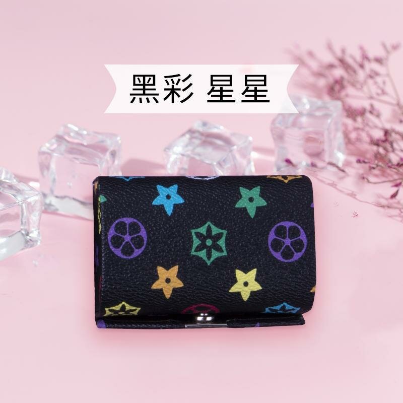 Изысканный портативный футляр для хранения вмещает две помады и оснащен зеркалом для защиты помад, украшений и USB-накопителей.