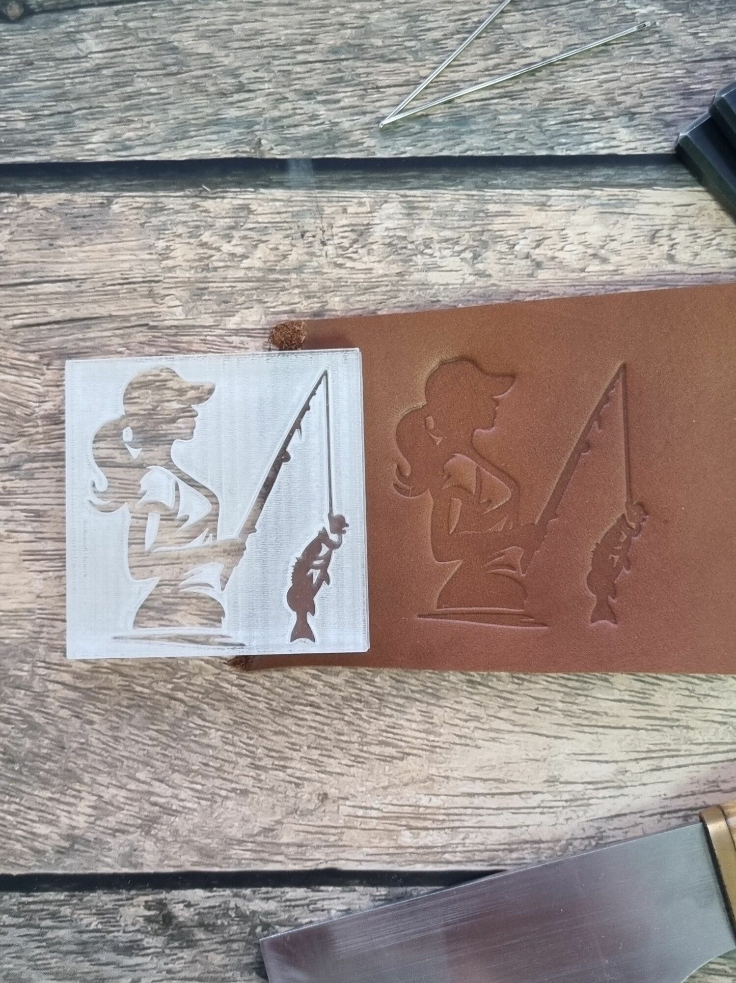 Акриловое клише для тиснения по коже " Девушка с рыбой". Подходит для изготовления и оформления обложек.