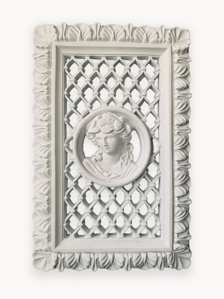 Лепнина / решетка с вентиляционными отверстиями из гипса.