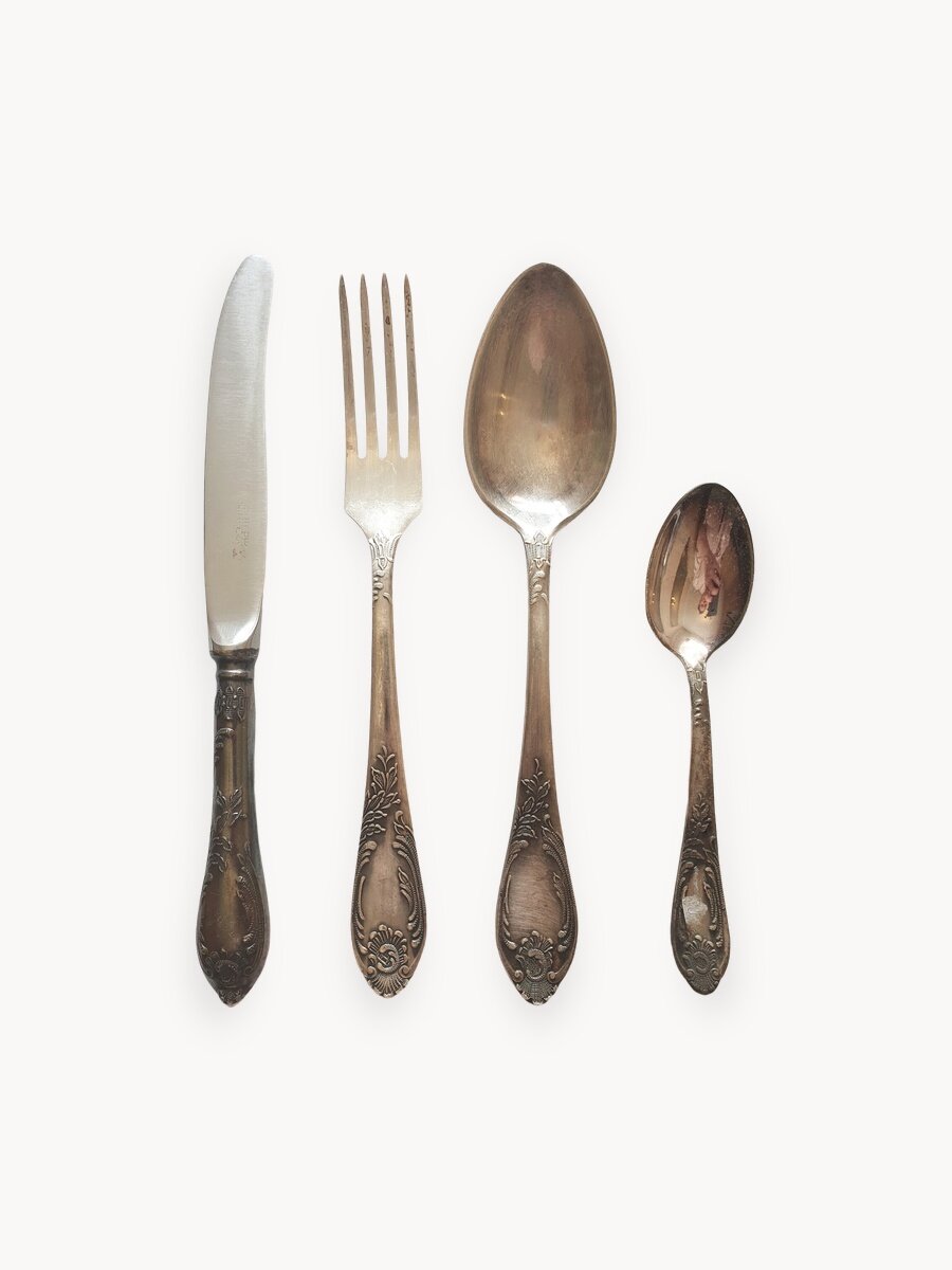 Набор столовых приборов на 6 персон, мельхиор, посеребрение, чернение. Набор состоит из 33 предметов. Производство Вольнянский завод имени Шевченко. Винтаж, вторая половина XX века.