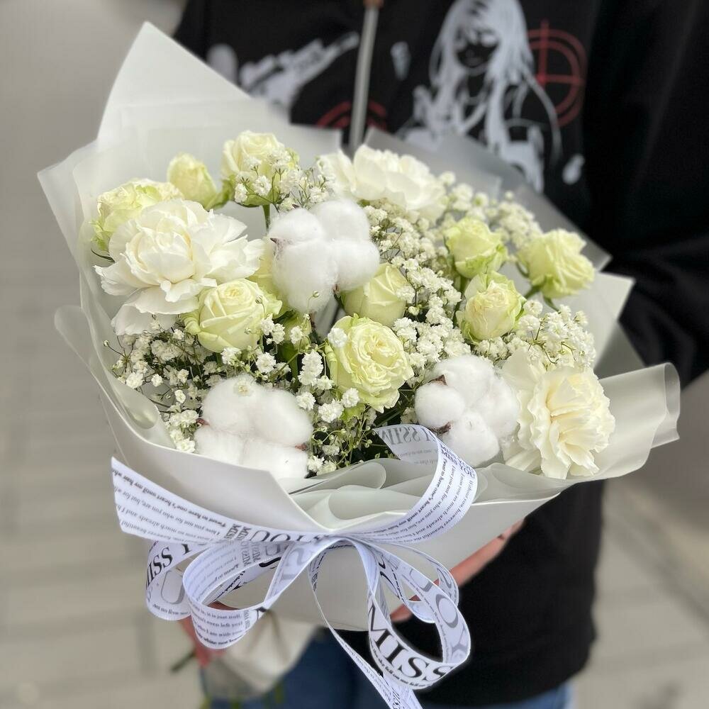 Букет из белых кустовых роз, гипсофилы и хлопка - Plaza Flowers