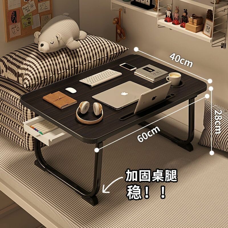 Раскладной письменный стол на кровати легко создает небольшое пространство