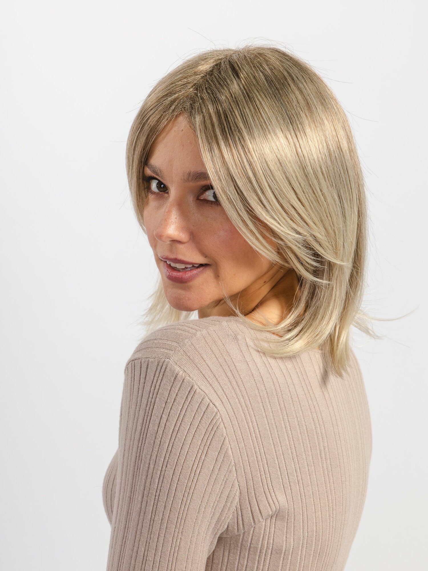 Парик женский русый блонд средней длины, натуральный объем