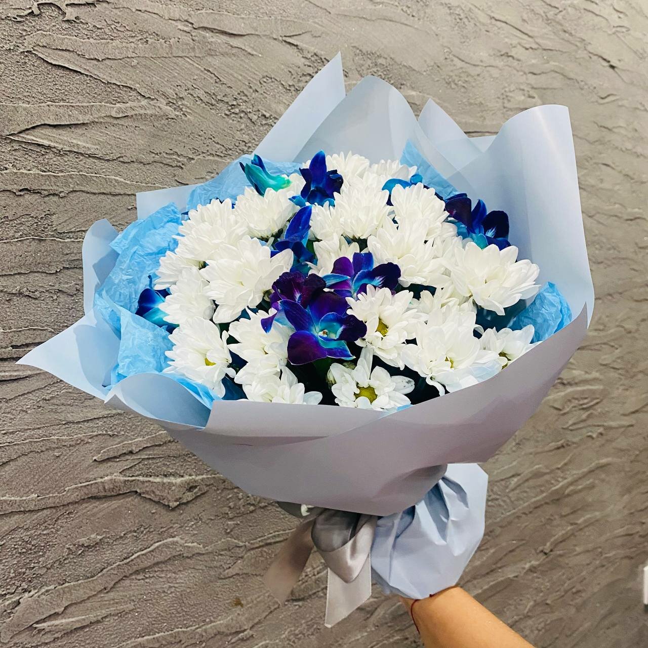 Пышный букет из белых кустовых хризантем и синих орхидей дендробиум