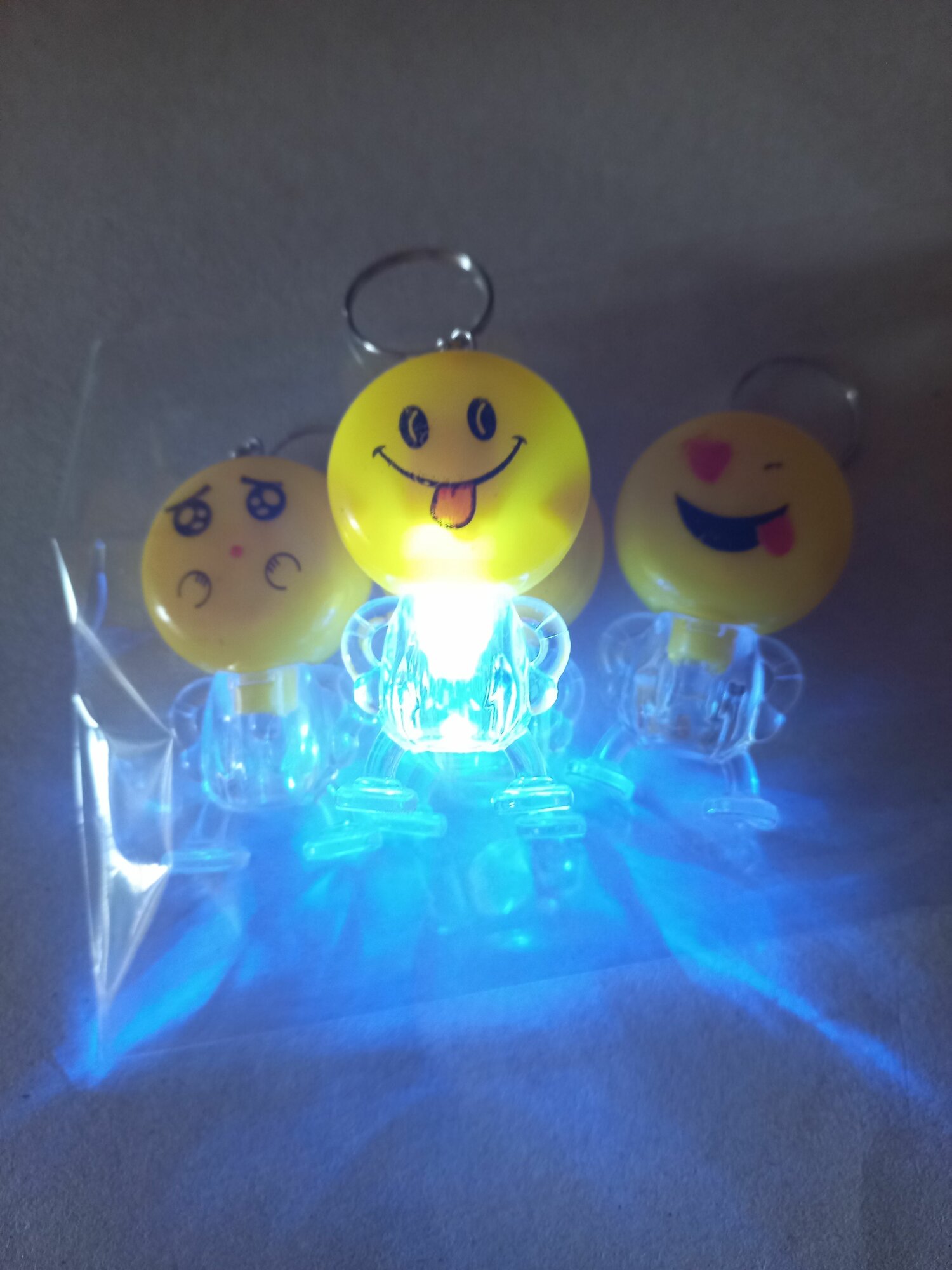 Смайлик-брелок-фонарик, рандомный выбор, трехцветное свечение.