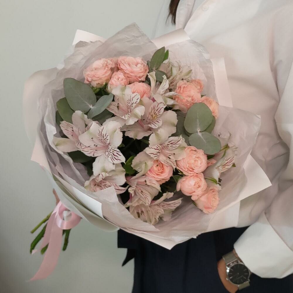 Авторский букет с пионовидной розой, альстромерией и эвкалиптом
