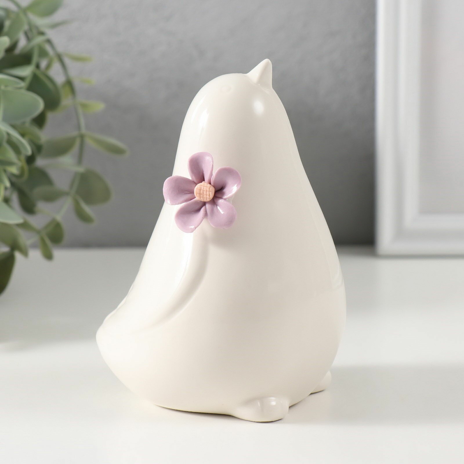 Фигурка керамика "Птичка белая с сиреневым цветочком", 8.7x7.6x11.6 см
