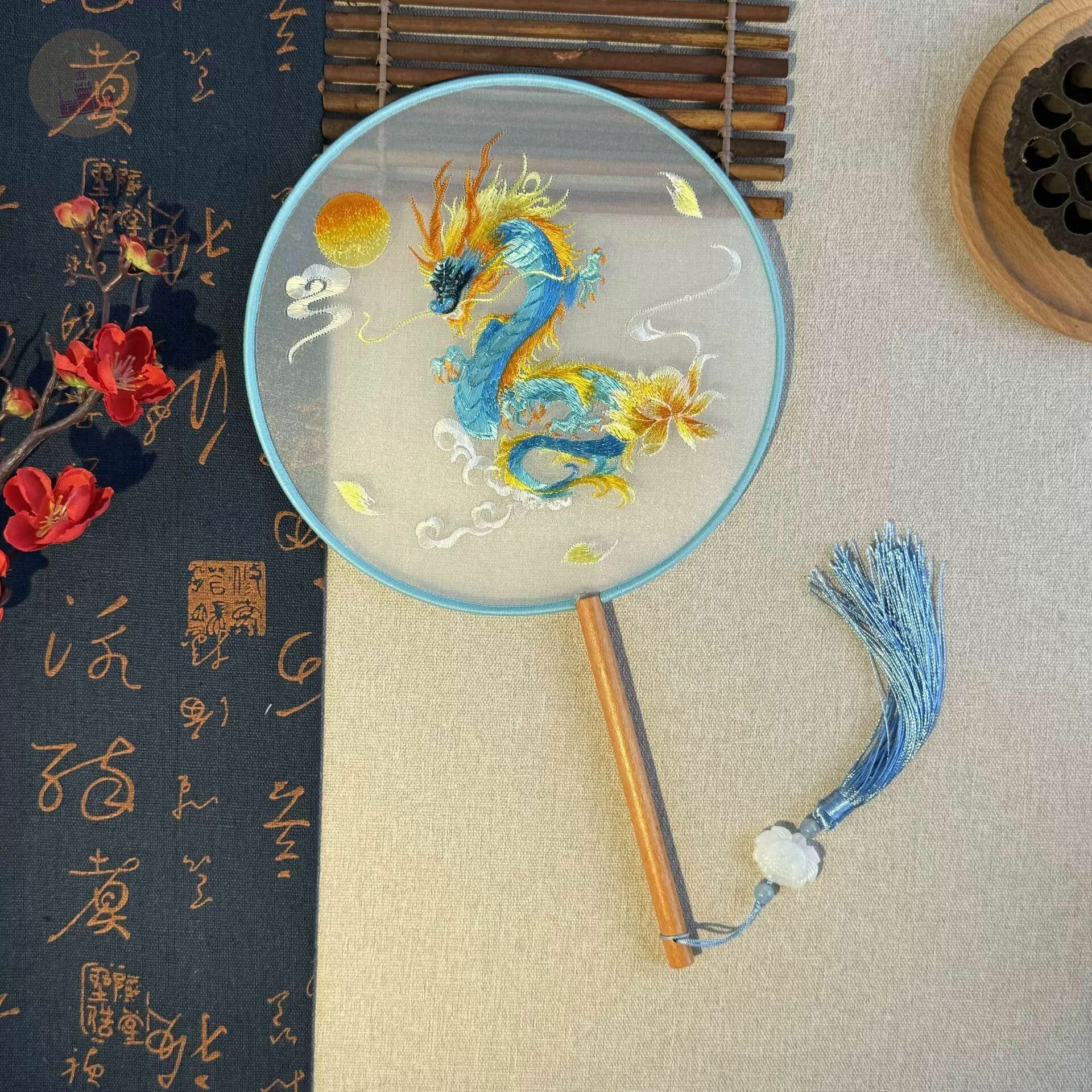 Вышитый веер / китайский стиль "Полет духа дракона" 35 см