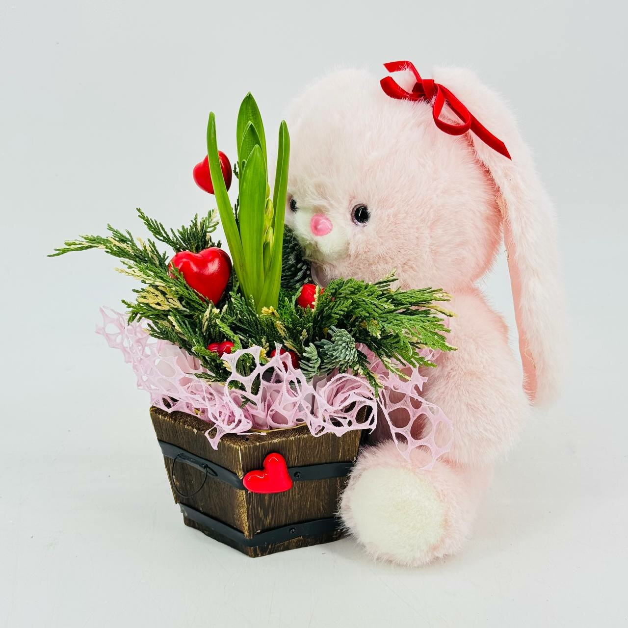 Весенние первоцветы гиацинты с веточками живой хвои нобилис в деревянном кашпо и мягкой игрушкой зайчик