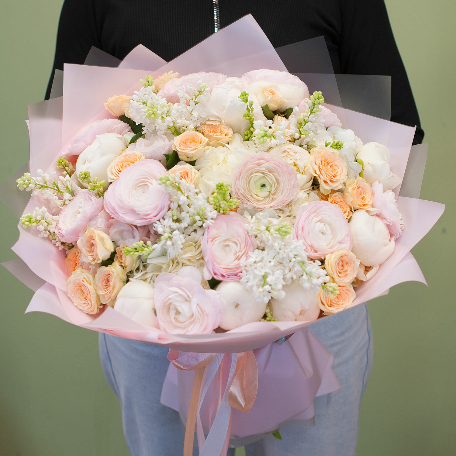 Букет Charlotte "Шармель", пионы, розы, сирень, розовый, на стеблях, 50см