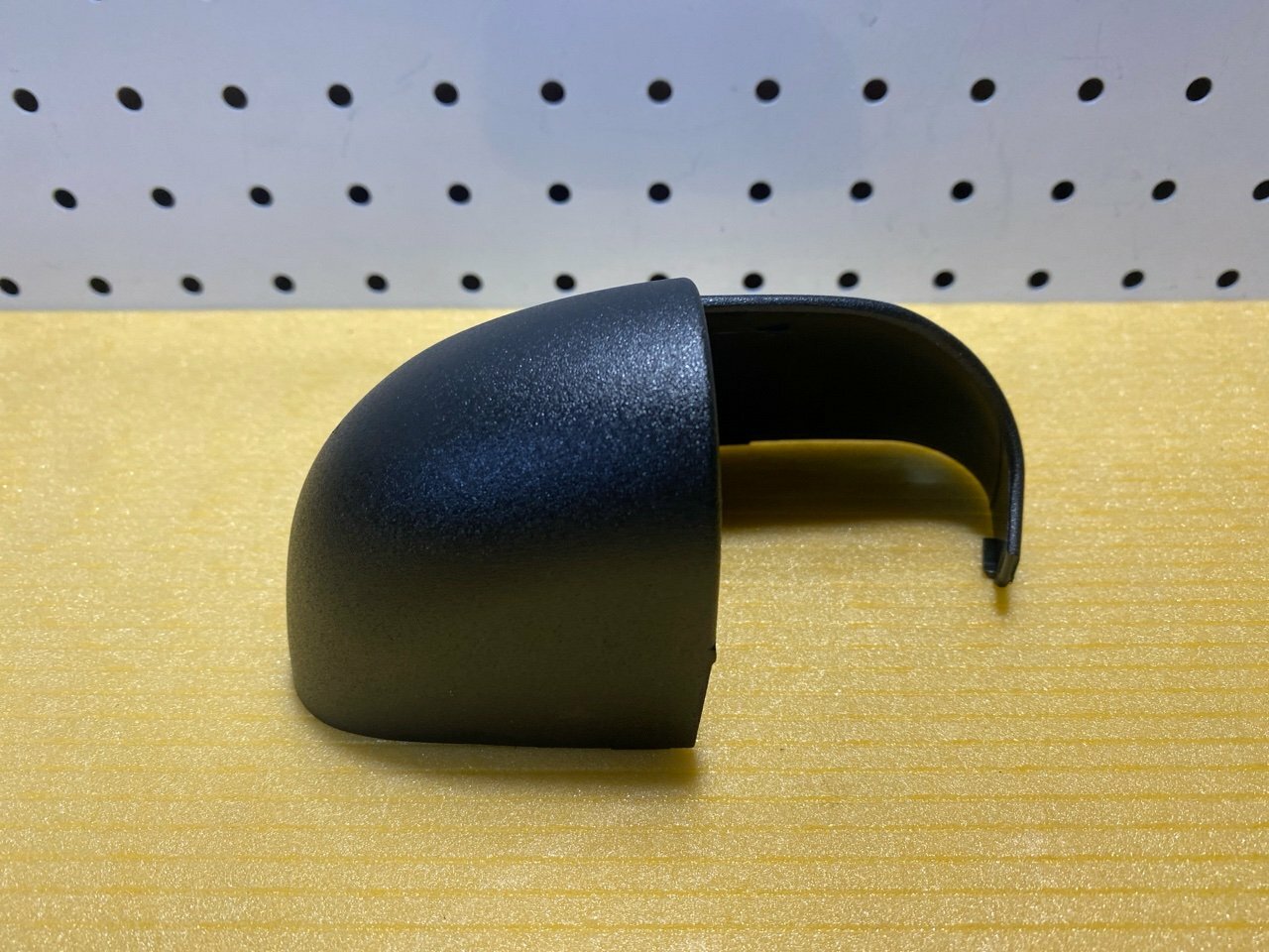 Крышка кронштейна зеркала правая MERCEDES AXOR KAMAZ 5490 нижняя (мерседес аксор КАМАЗ)