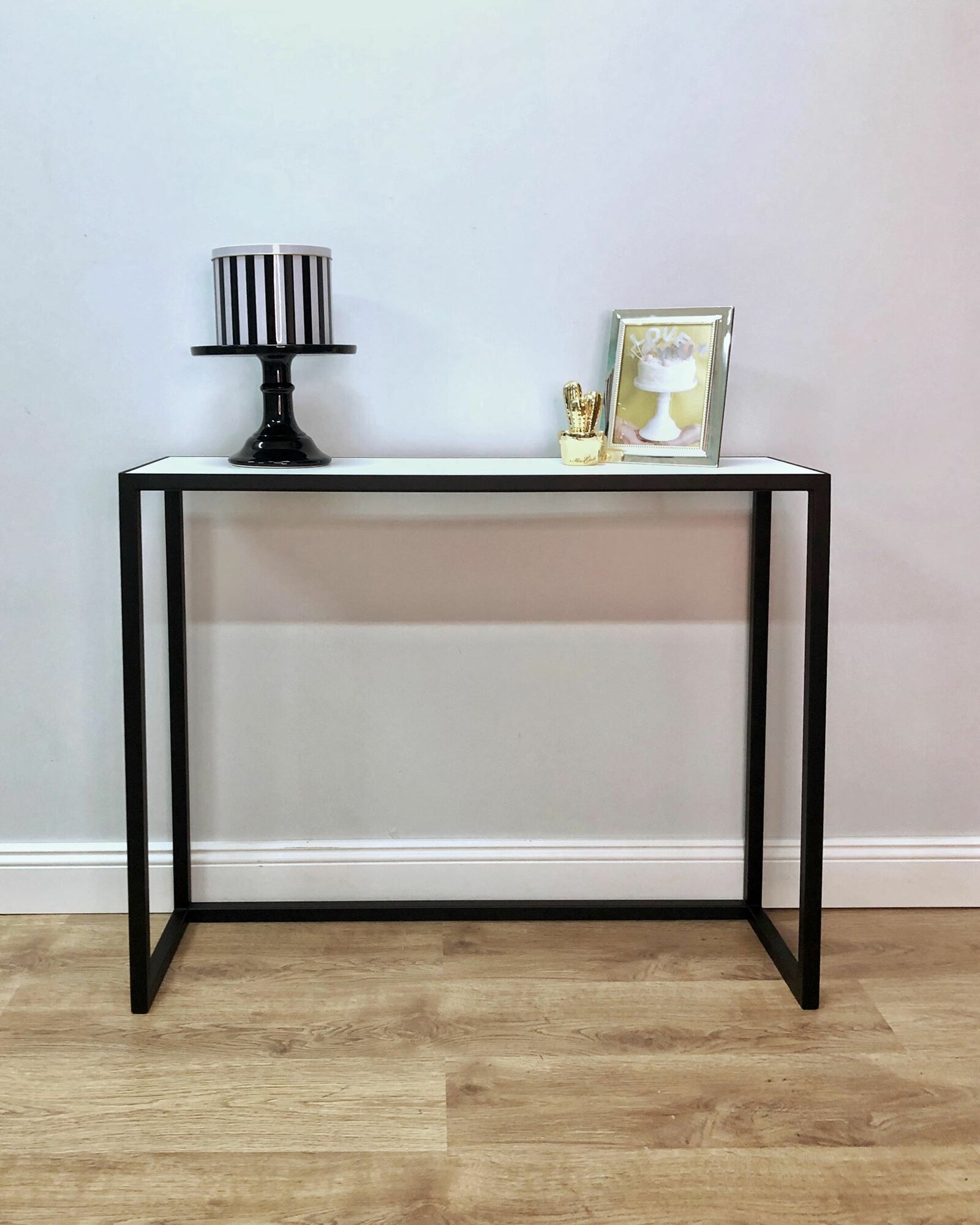 Консоль чёрного цвета с белой столешницей из МДФ