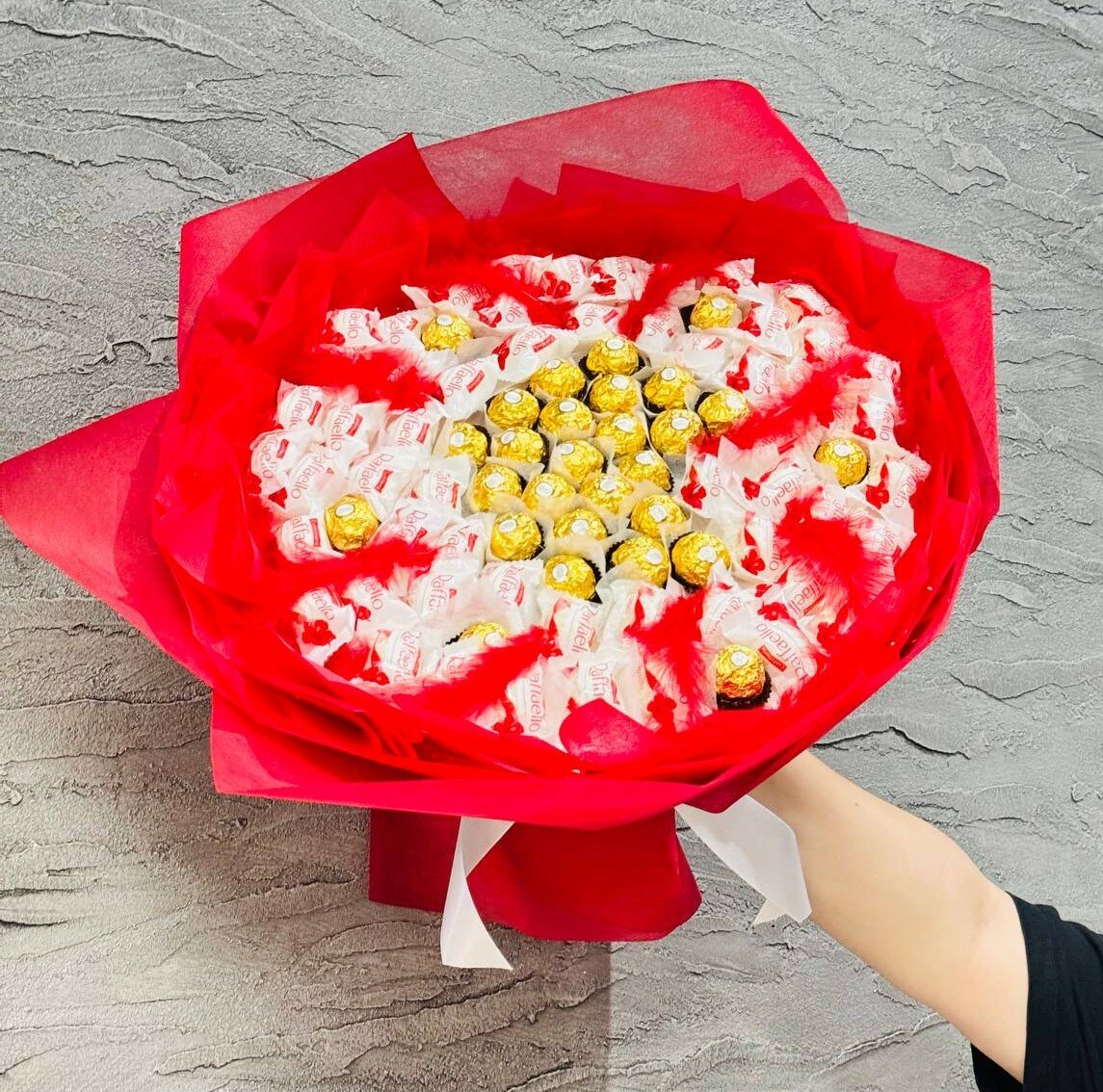 Букет гигант из конфет Раффаэлло и Ферреро Роше. Сладкий букет. Подарок любимой