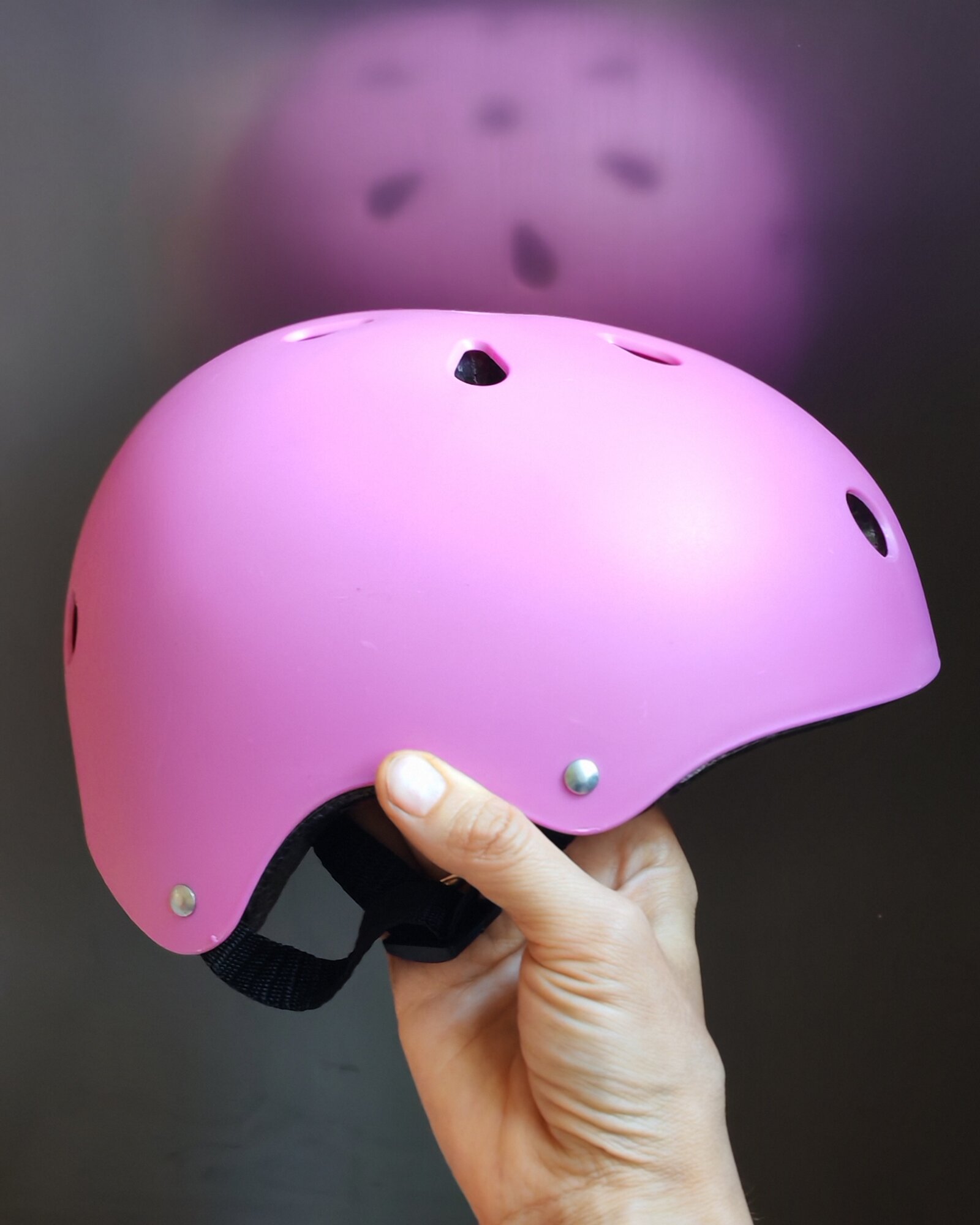 Шлем спортивный розового цвета для катания на роликах, самокате, велосипеде