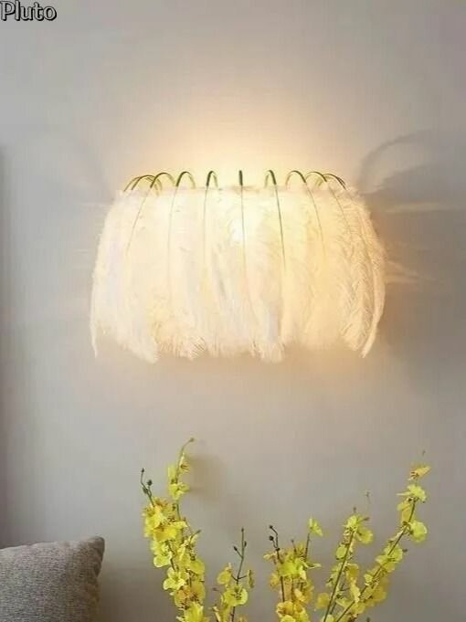 Настенный светильник из перьев